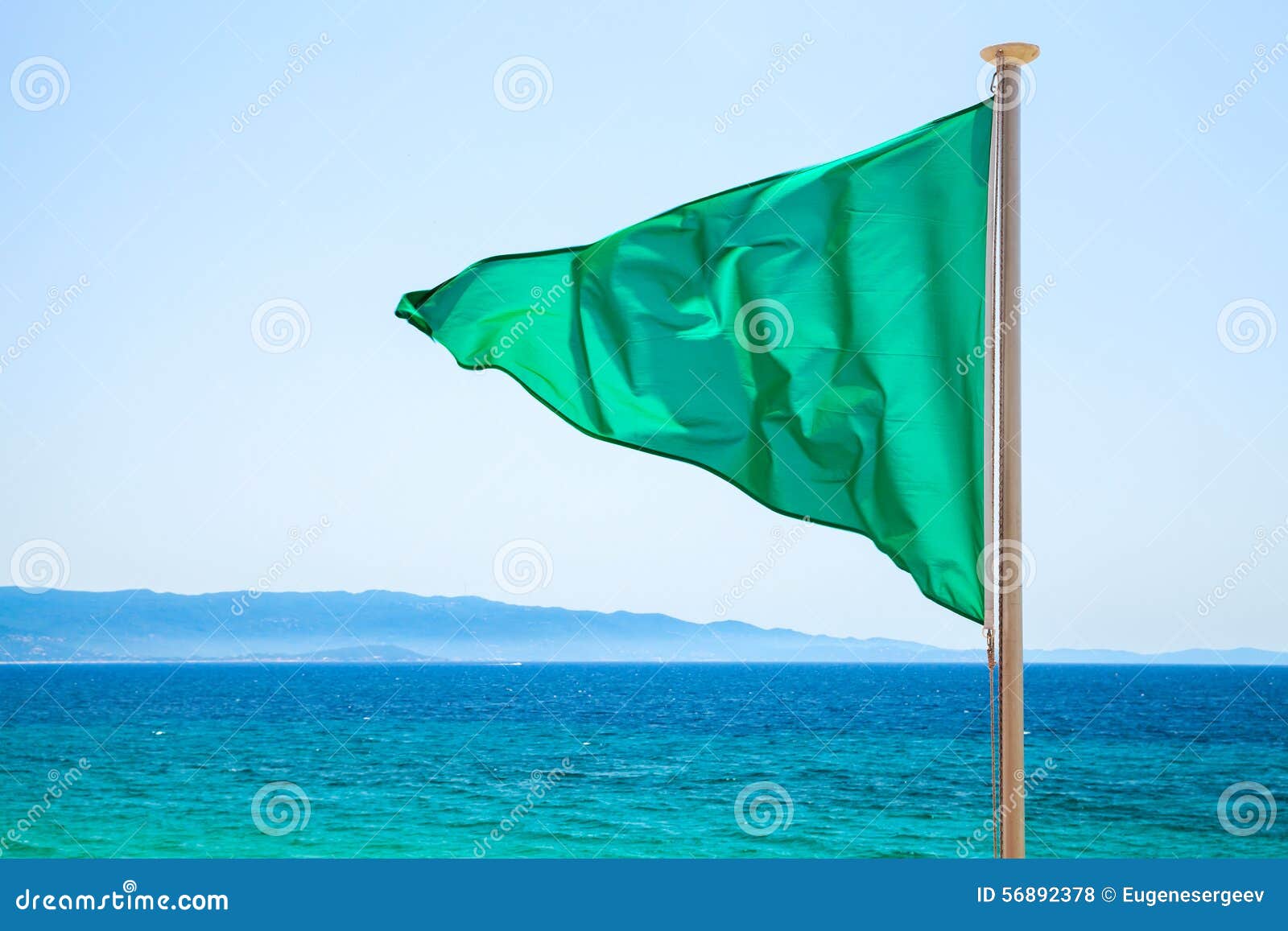 Groene Vlag Op Het Strand Over Heldere Blauwe Overzees Stock Foto ...