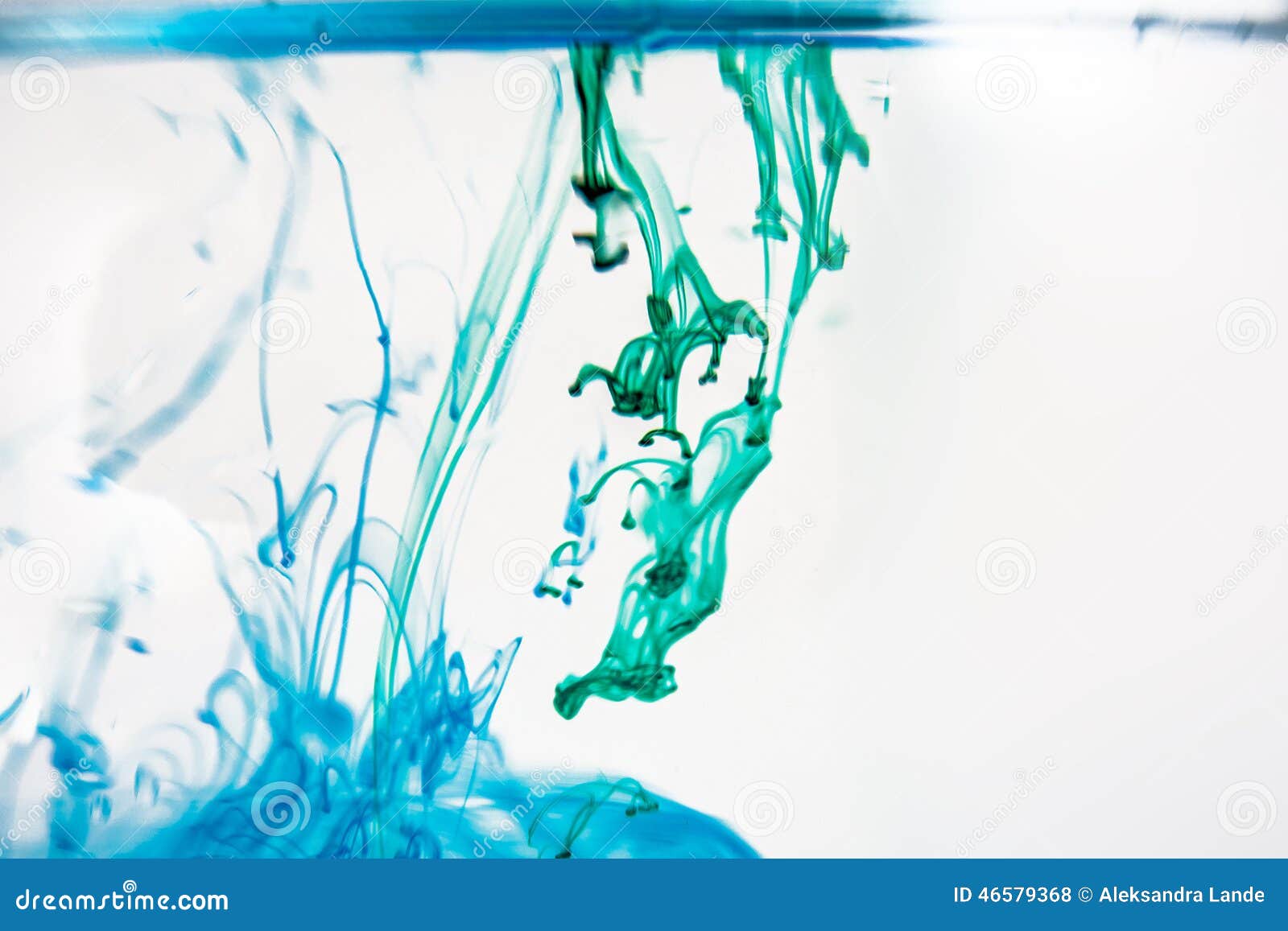 Groene vloeistof in water stock foto. Image of bobbel - 46579368