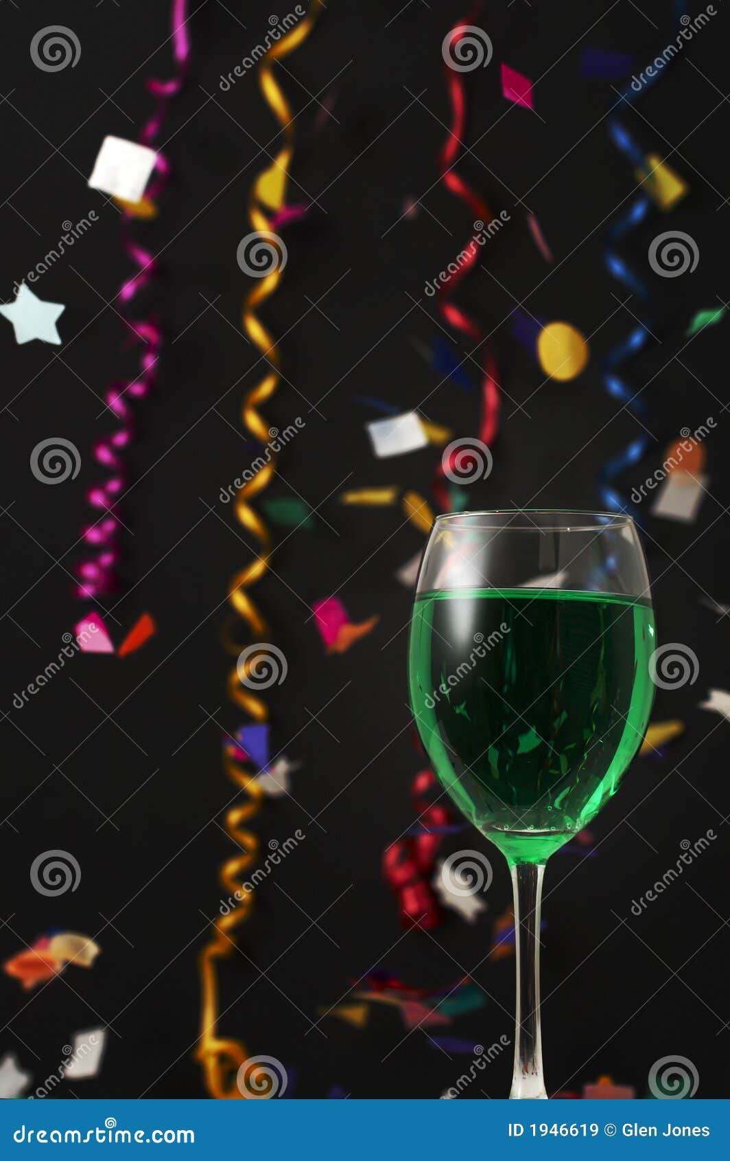 Groene wijn stock afbeelding. Image of vermaak, vrolijk - 1946619