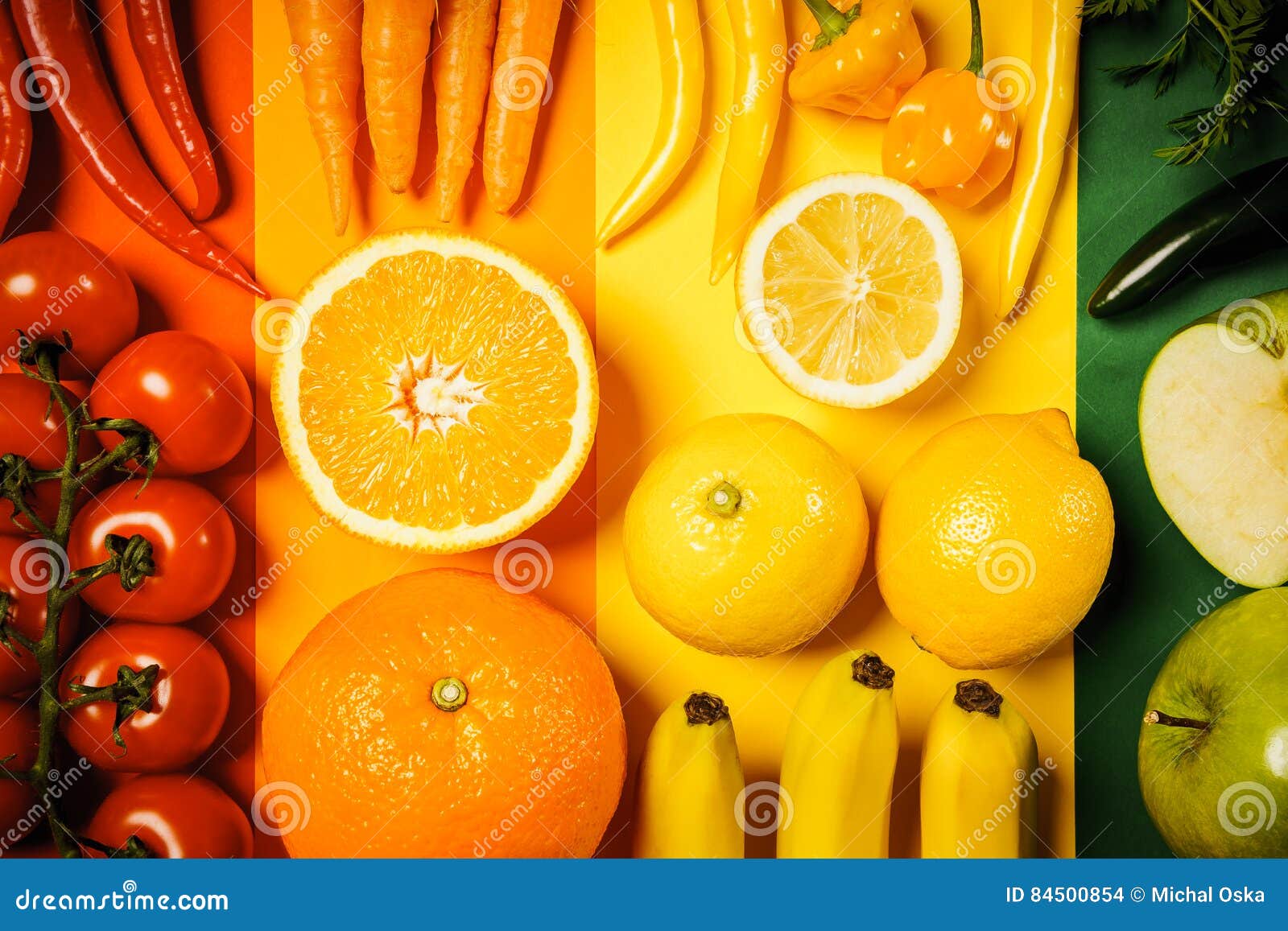 Groenten En Fruit Op Een Gekleurde Achtergrond Stock Foto - Image of ...