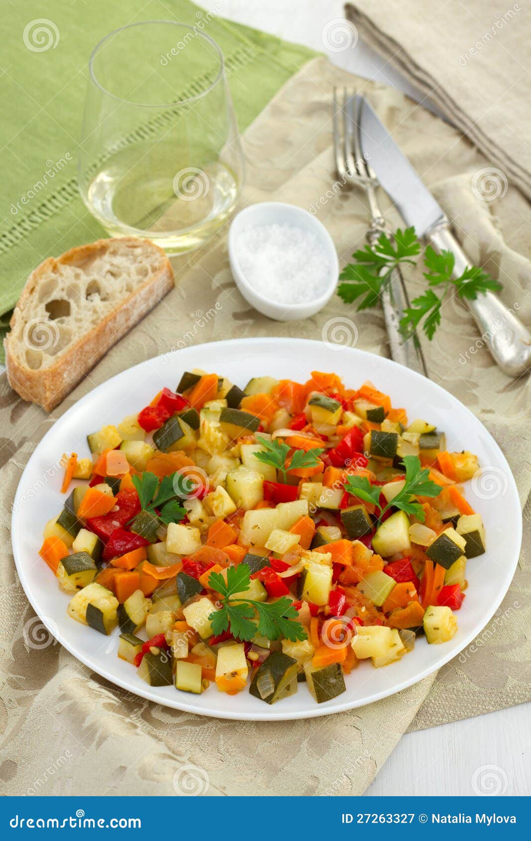 Groenten Op De Witte Plaat Met Glas Stock Afbeelding - Image of groen ...