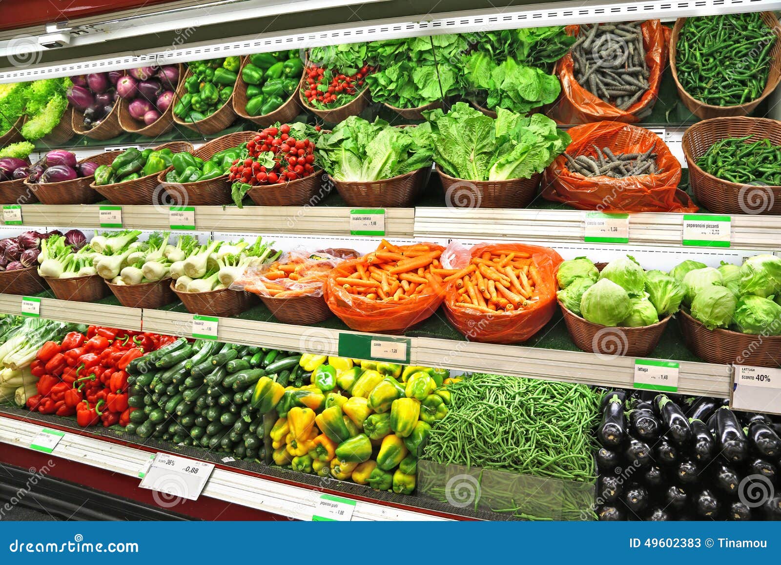 Groenten Op Verkoop in Een Supermarkt Stock Afbeelding - Image of ...