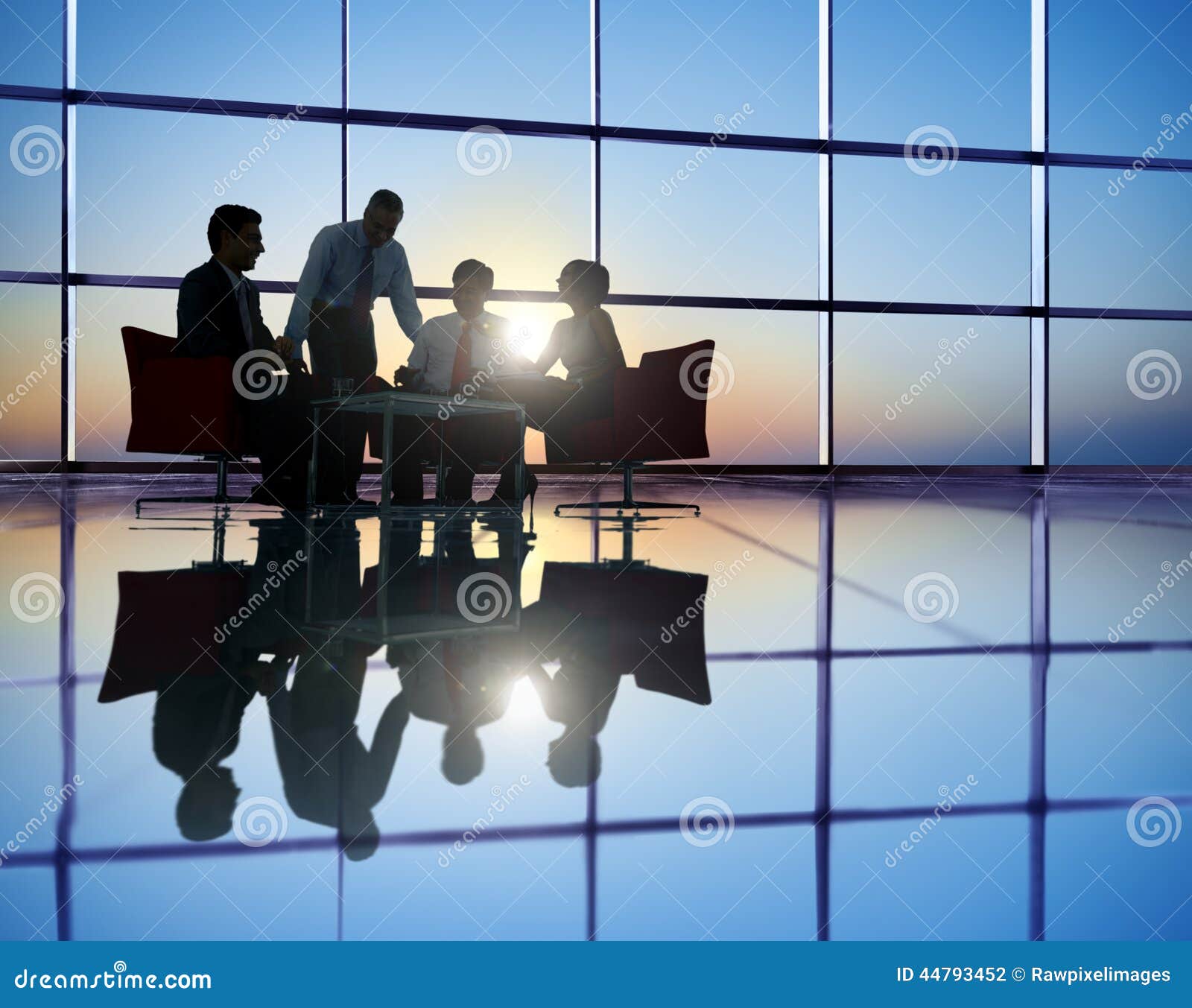 Groep Bedrijfsmensen Die in Achterlit Samenkomen Stock Foto - Image of ...