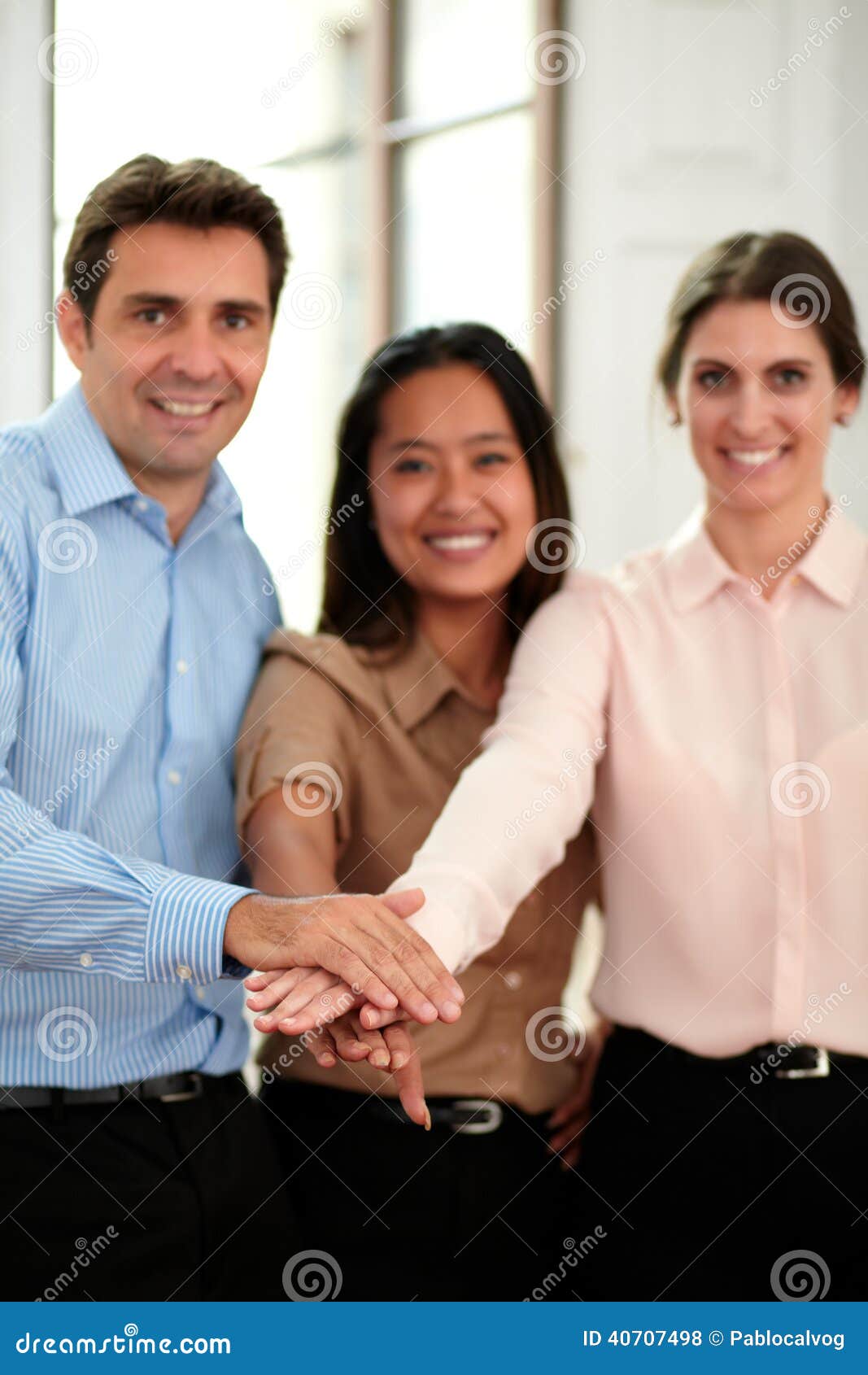 Groep Bedrijfsmensen Met Handen Samen Stock Foto - Image of handen ...