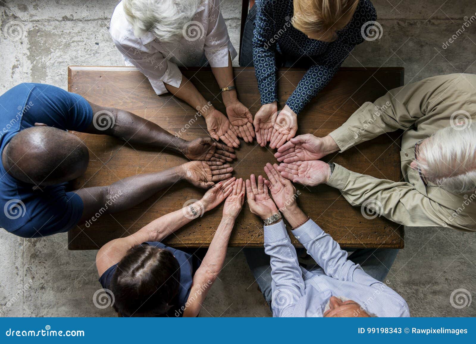 Groep Christendommensen Die Hoop Samen Bidden Stock Afbeelding - Image ...