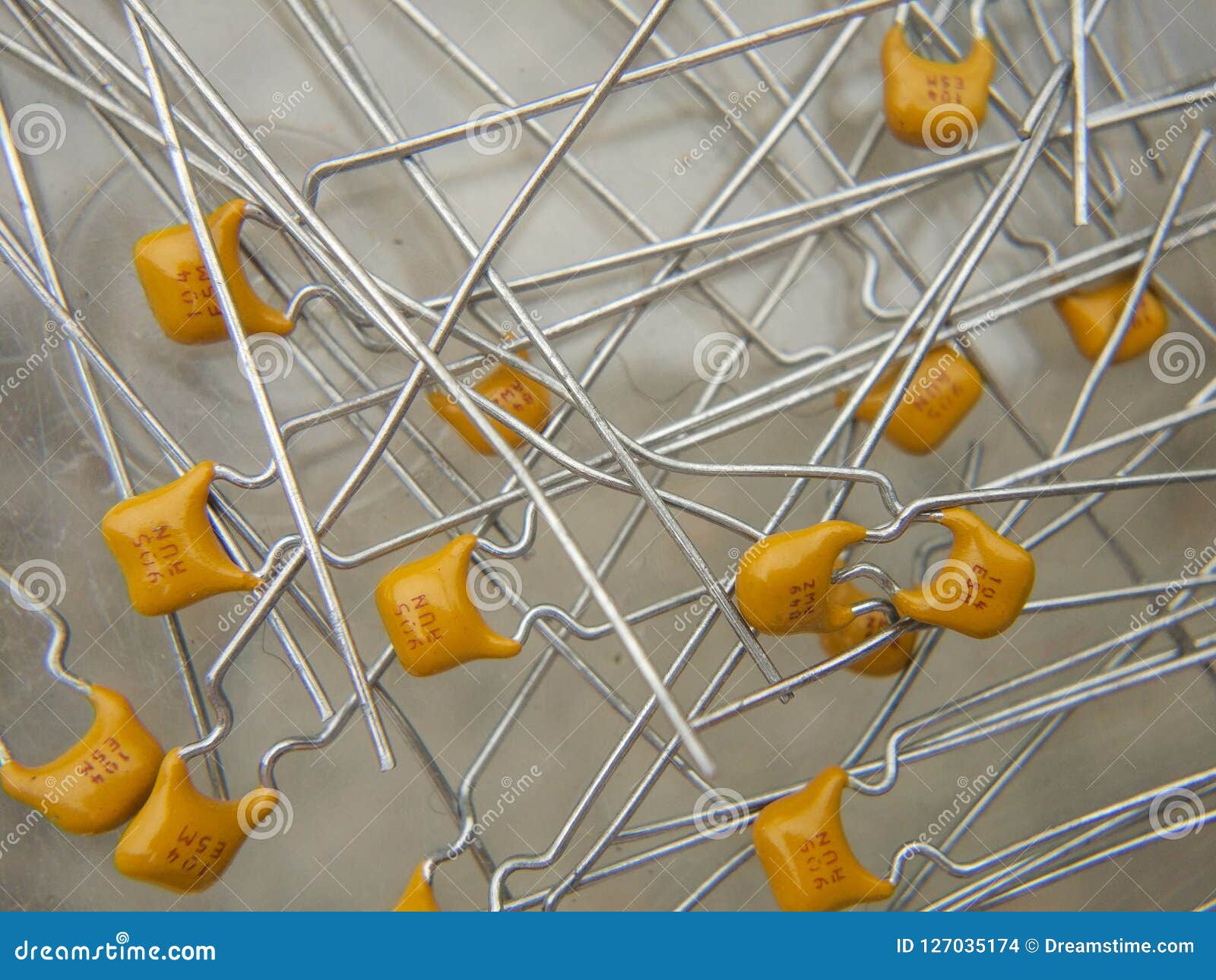 Groep condensatoren stock foto. Image of halfgeleider - 127035174