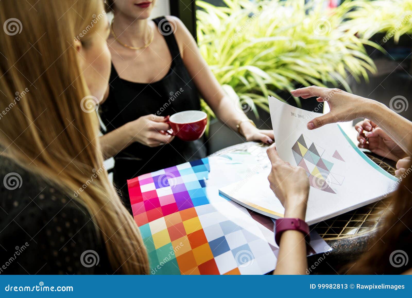 Groep Creatieve Mensen Die Samen Samenkomen Stock Afbeelding - Image of ...