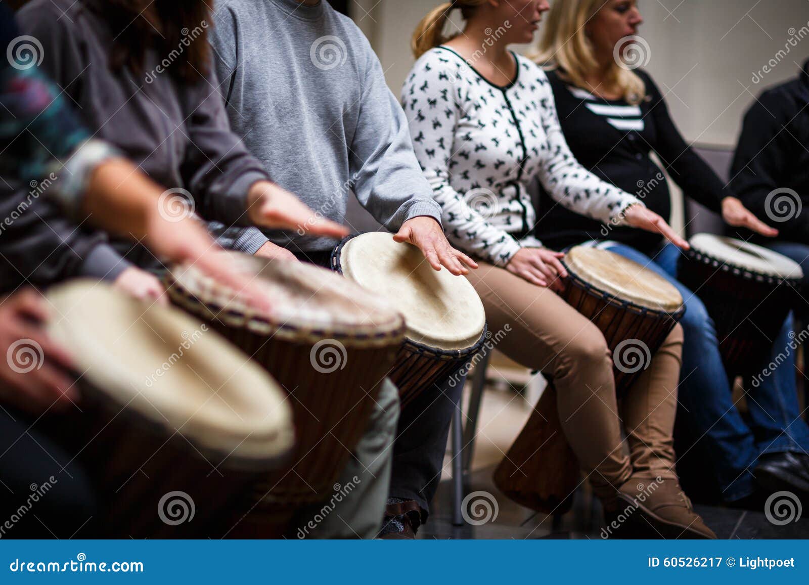Groep Die Mensen Op Trommels Spelen Stock Afbeelding - Image of ...