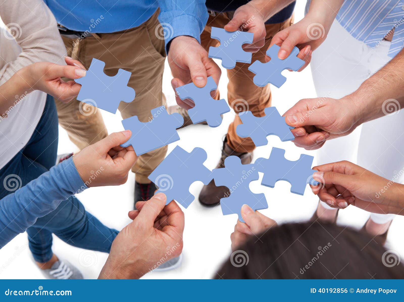 Groep Die Mensen Raadselstukken Verbinden Stock Foto - Image of begrip ...