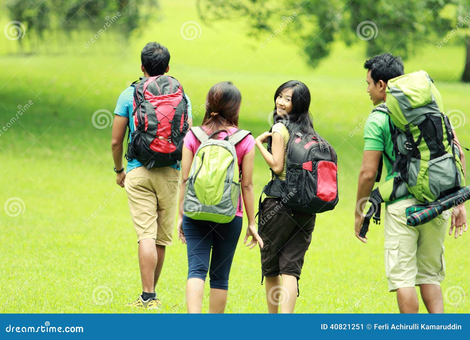 Groep Die Mensen Samen Wandelen Stock Afbeelding - Image of leven ...