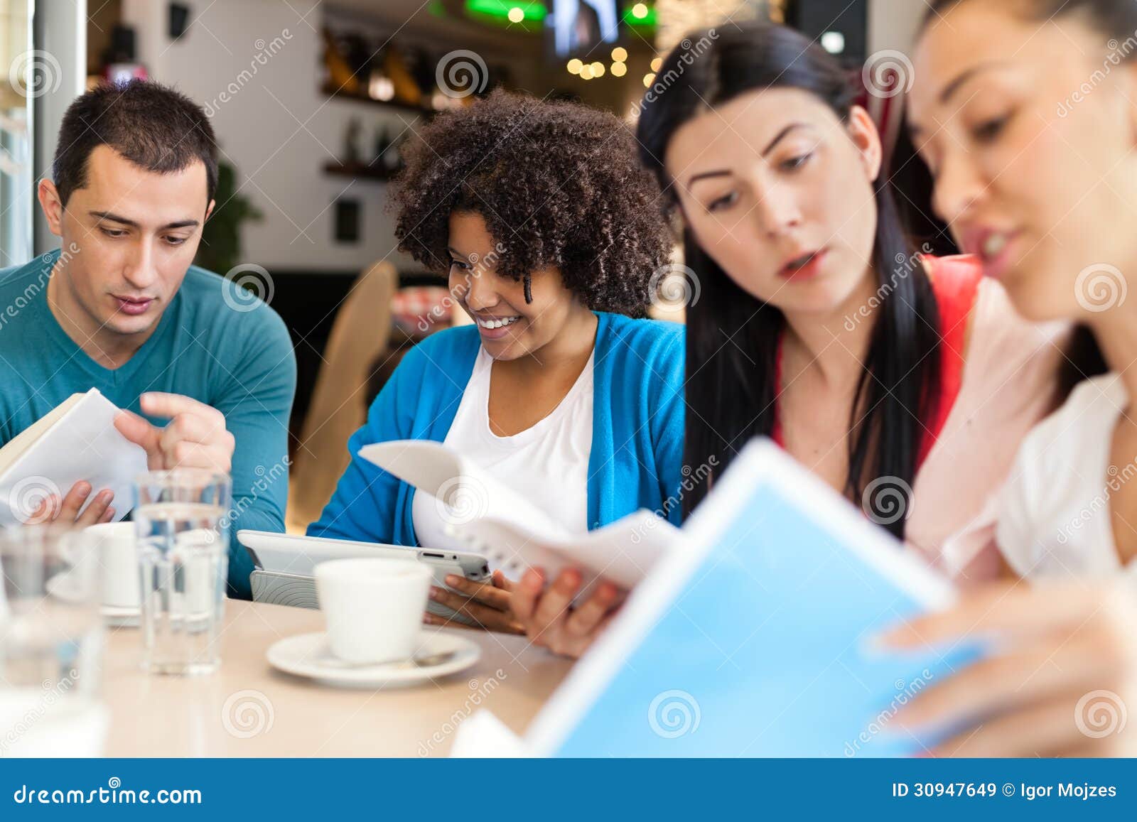 Groep Die Student Samen Leren Stock Afbeelding - Image of restaurant ...