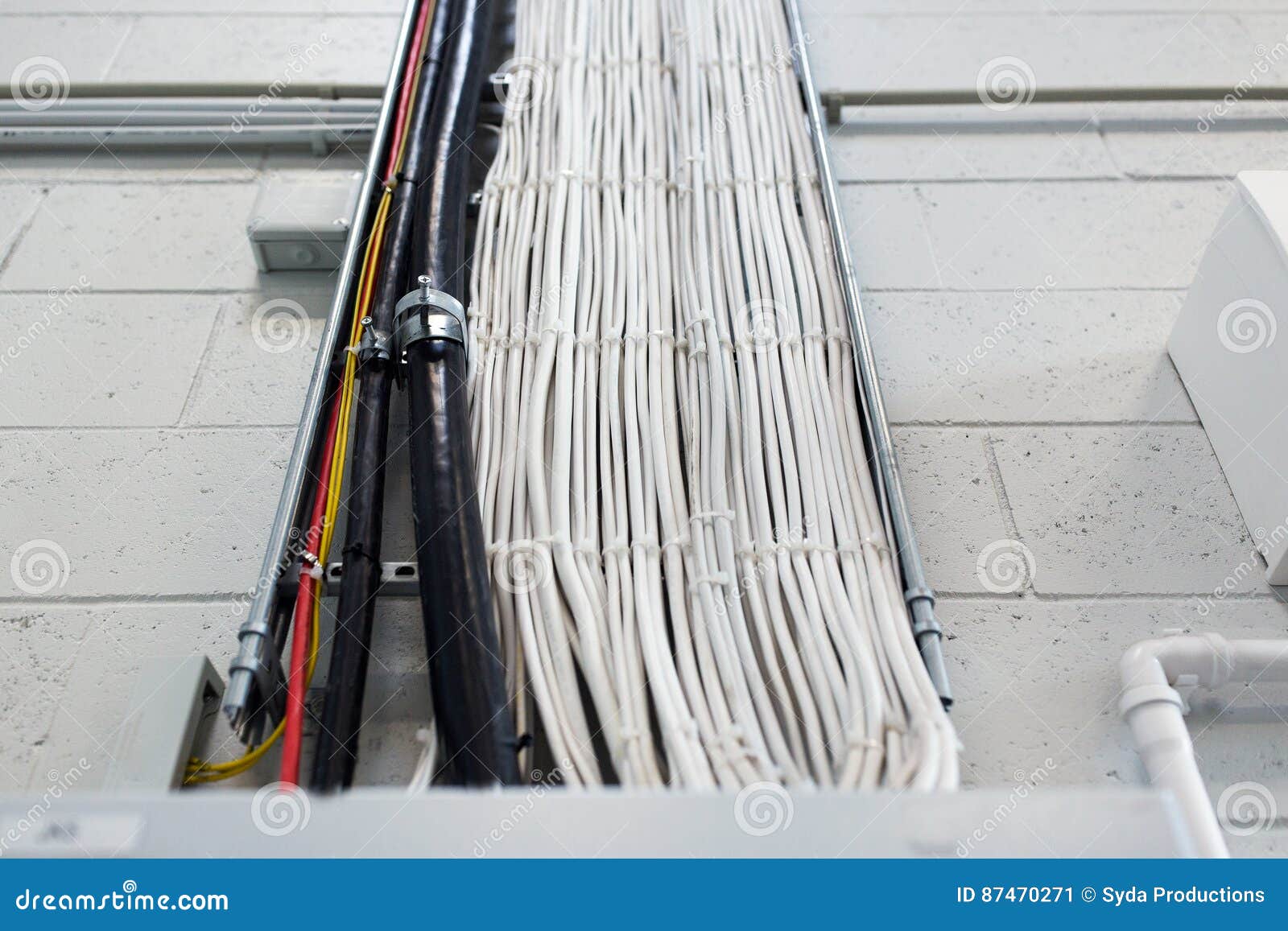 Groep Elektriciteitskabels Bij Muur Stock Afbeelding - Image of energie ...