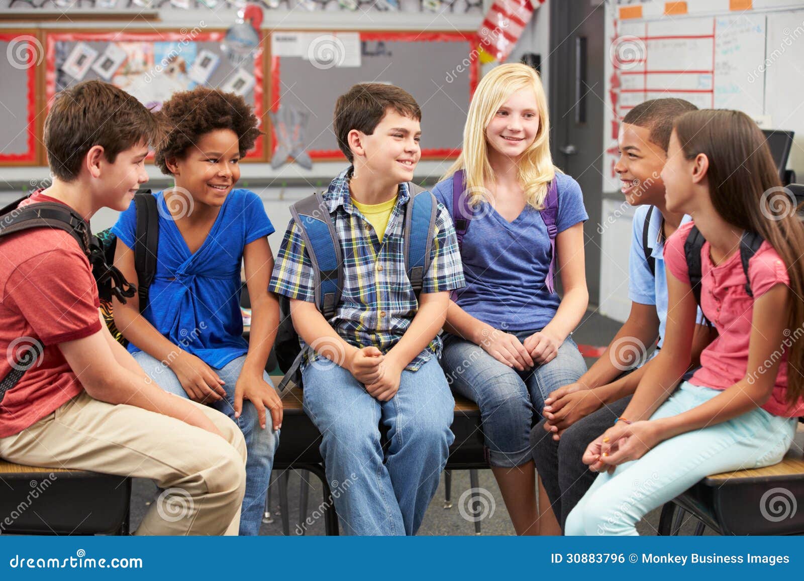 Groep Elementaire Leerlingen in Klaslokaal Stock Foto - Image of wijfje ...