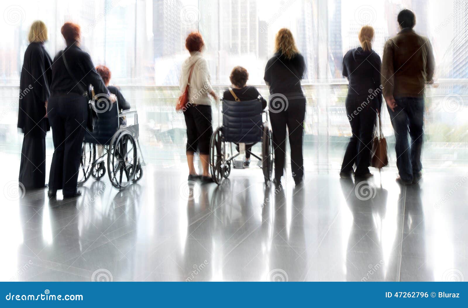 Groep En Gehandicapten in Het Hal Commerciële Centrum Stock Foto ...
