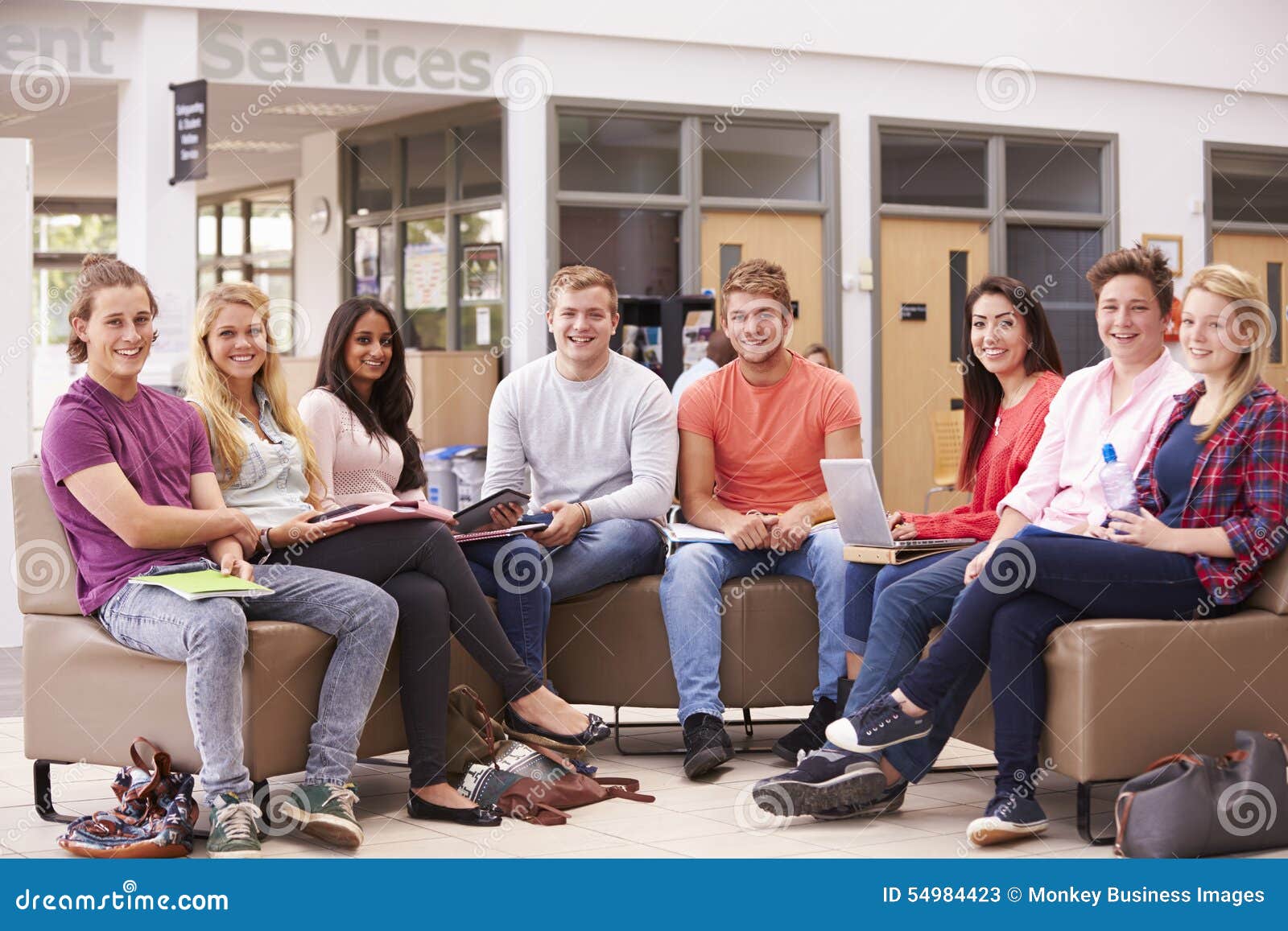 Groep En Studenten Die Samen Zitten Spreken Stock Afbeelding - Image of ...