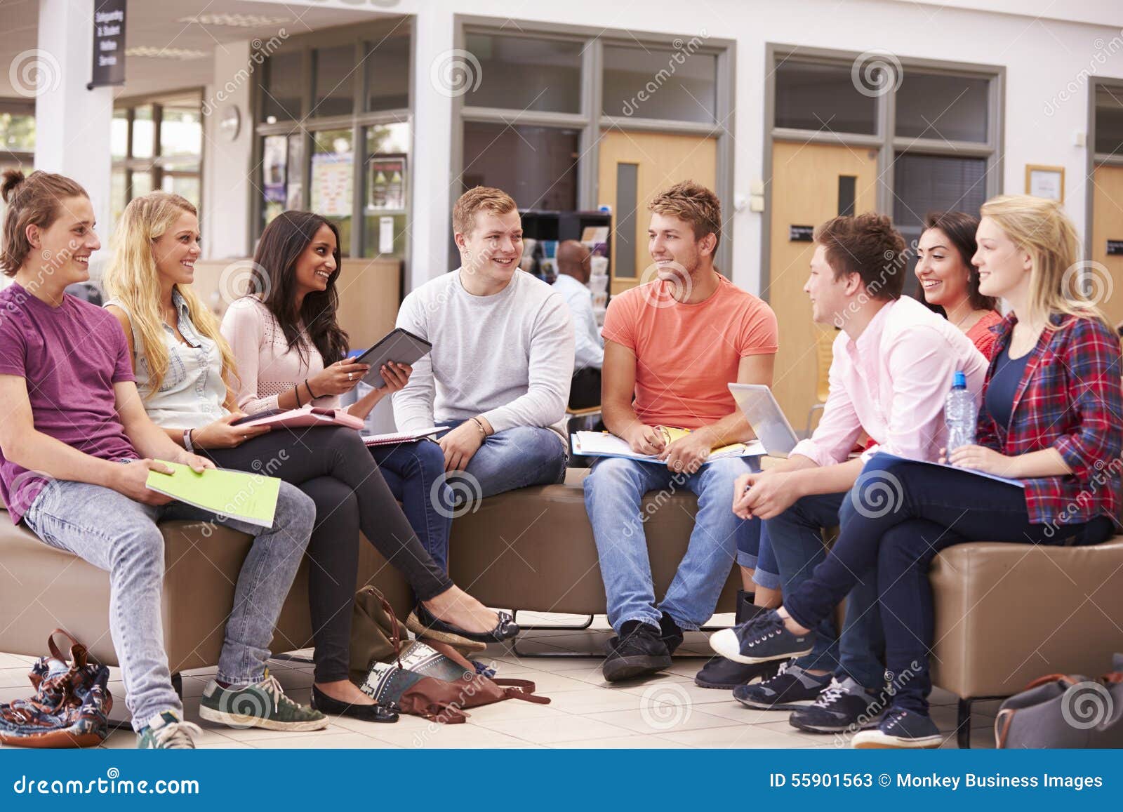 Groep En Studenten Die Samen Zitten Spreken Stock Afbeelding - Image of ...