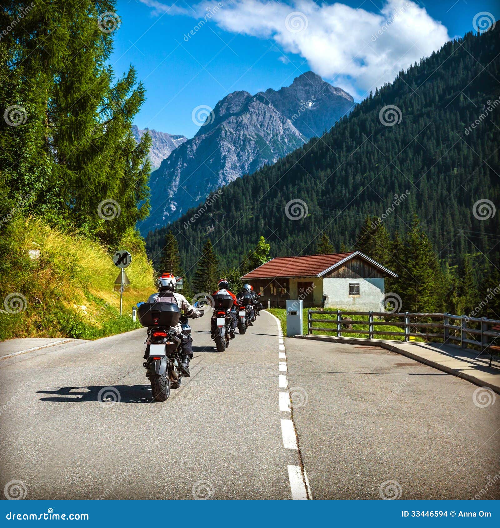 Groep Fietsers Op De Weg in Alpen Stock Foto - Image of levensstijl ...