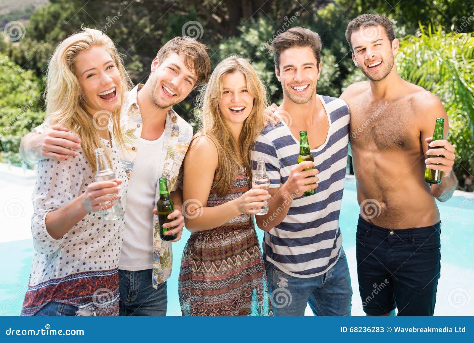 Groep Gelukkige Vriend Die Bier Hebben Stock Afbeelding - Image of ...