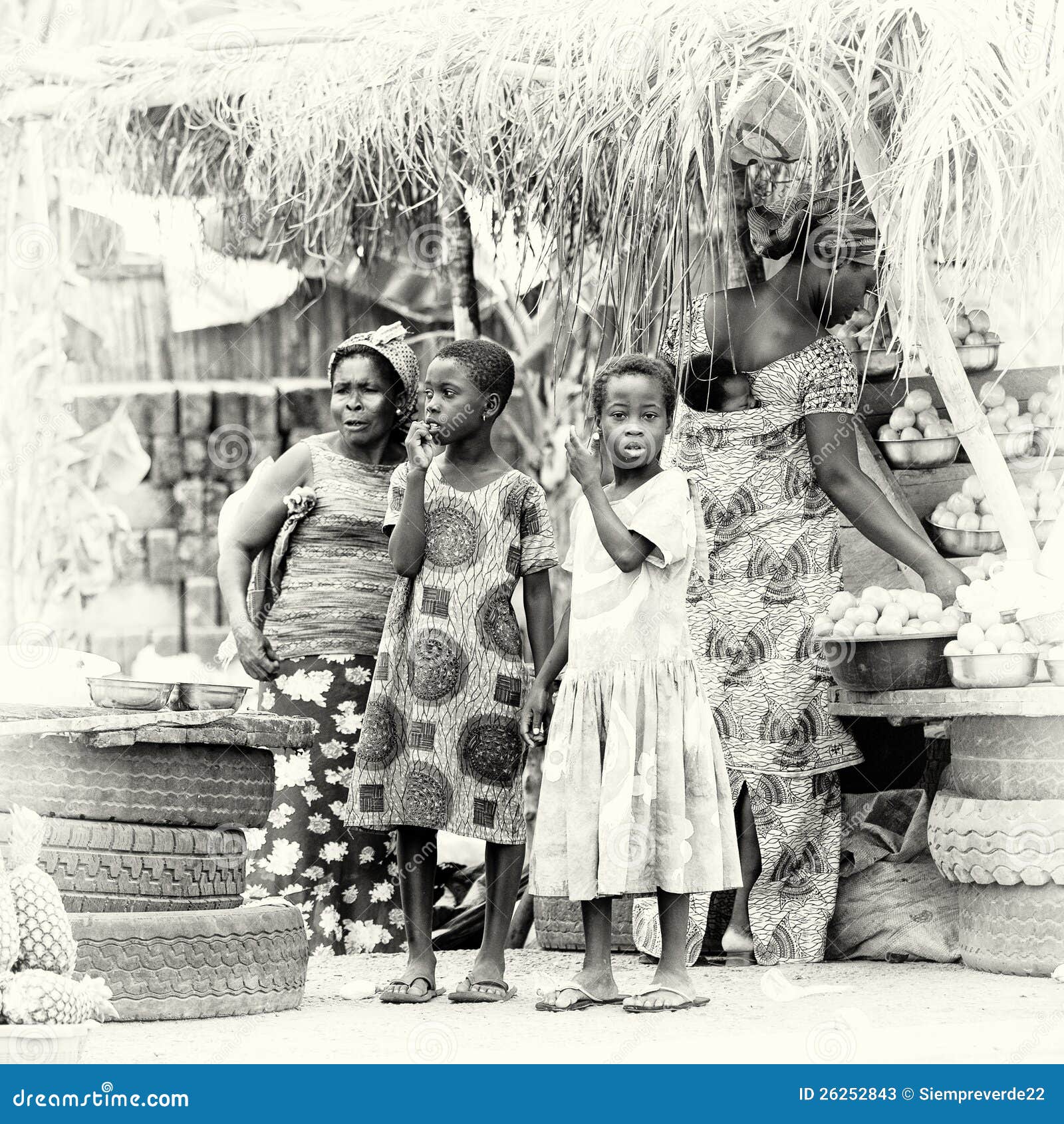 Groep Ghanese Mensen Bij De Lokale Markt Redactionele Stock Foto ...