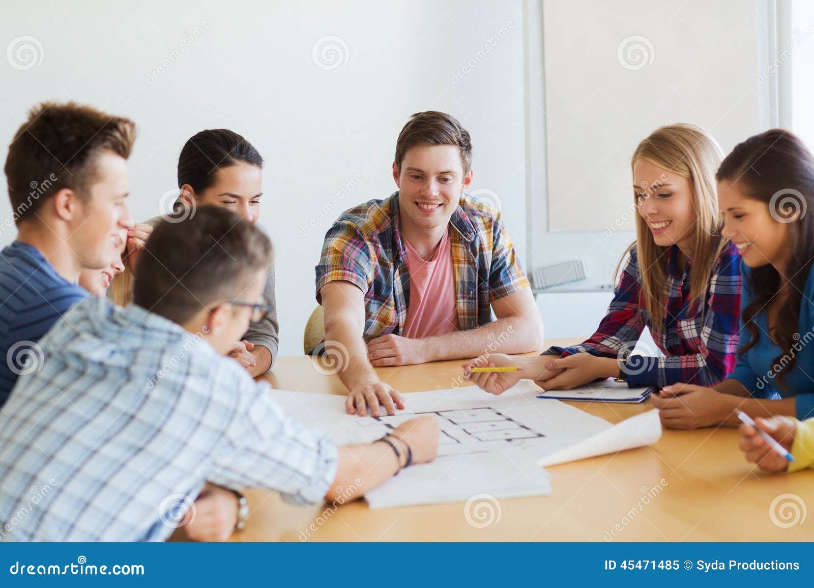 Groep Glimlachende Studenten Met Blauwdruk Stock Afbeelding - Image of ...