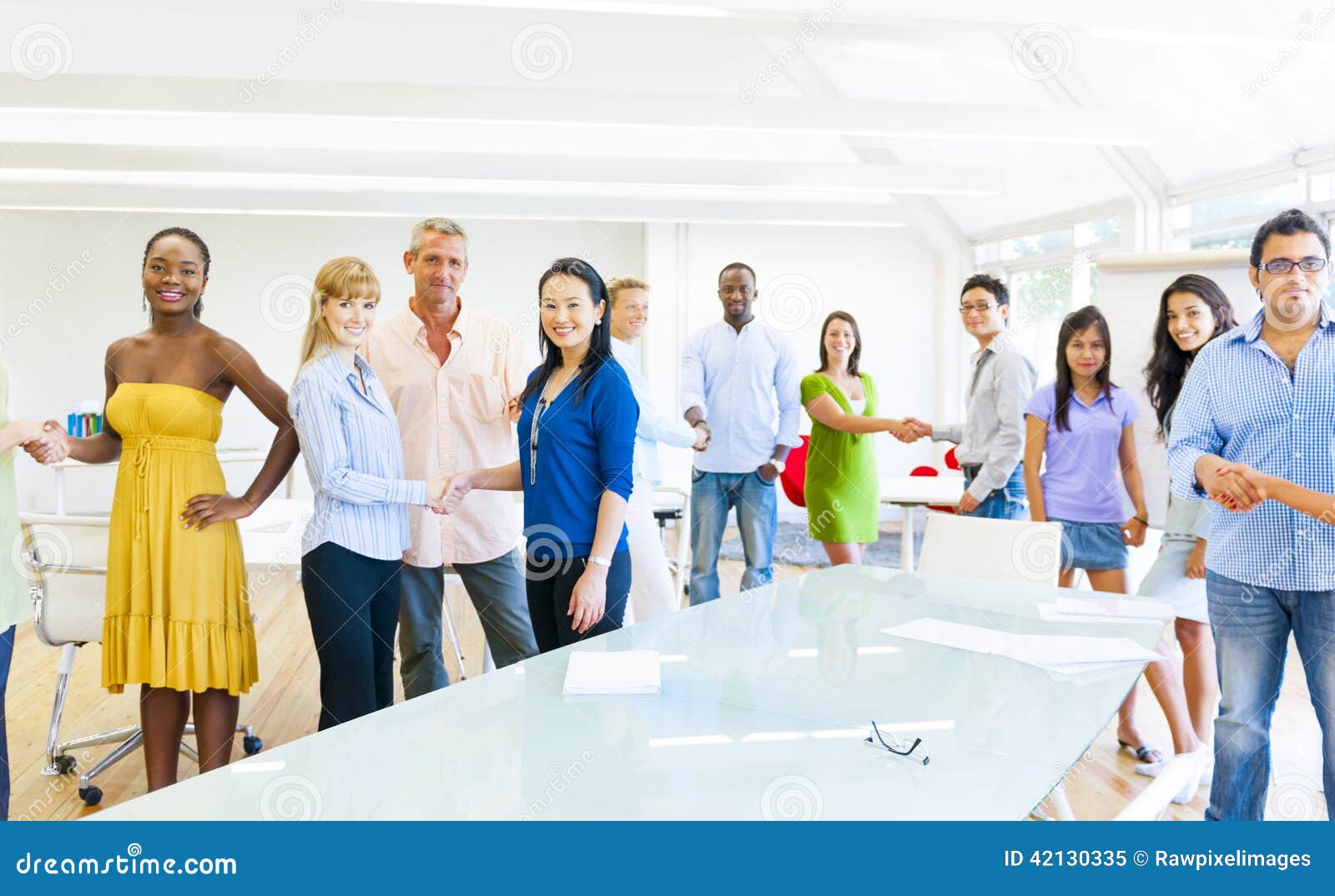 Groep Het Diverse Collega's Begroeten Stock Afbeelding - Image of ...