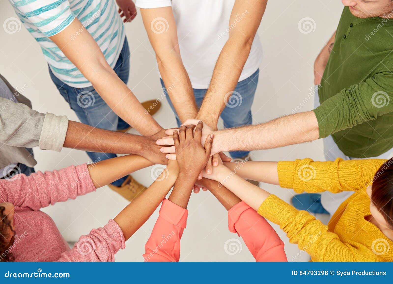 Groep Internationale Mensen Met Handen Samen Stock Foto - Image of ...