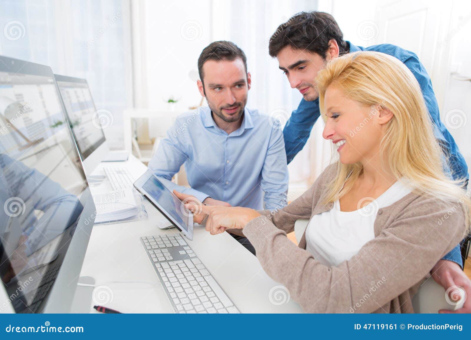 Groep Jonge Actieve Mensen Die Samenwerken Stock Afbeelding - Image of ...