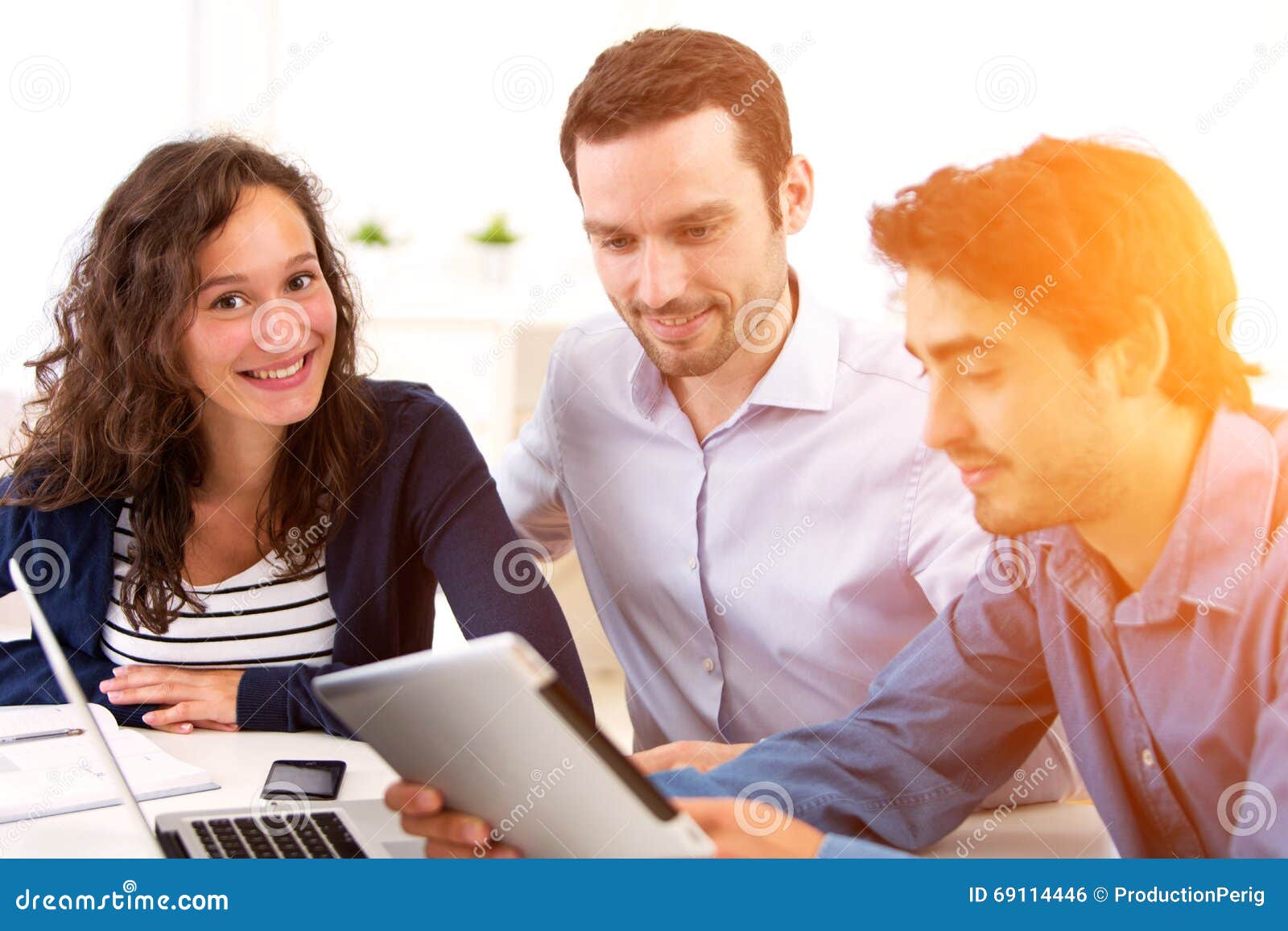 Groep Jonge Actieve Mensen Die Samenwerken Stock Foto - Image of ...