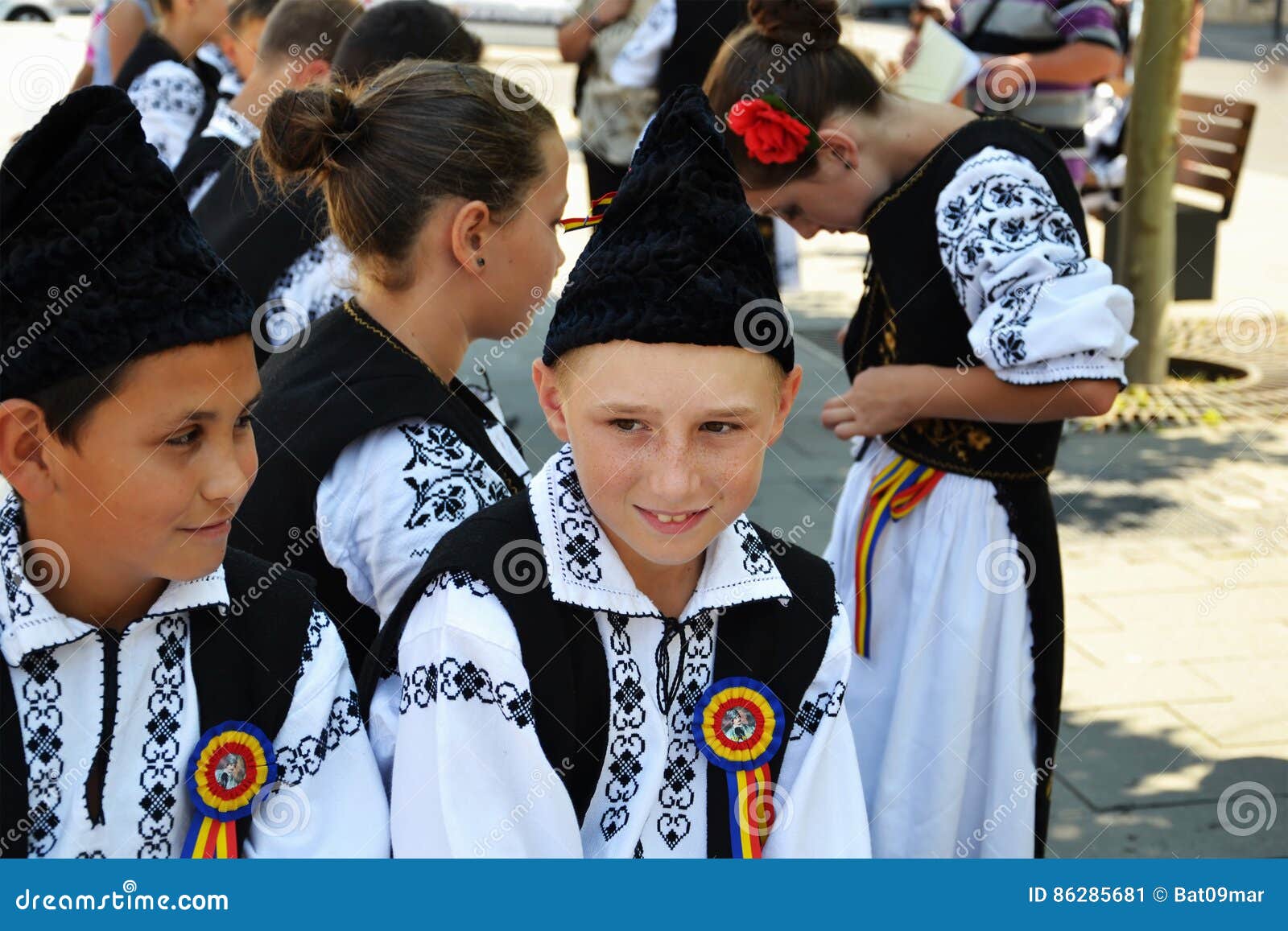 Groep Jonge Jongens En Meisjes Redactionele Foto - Image of dorpeling ...