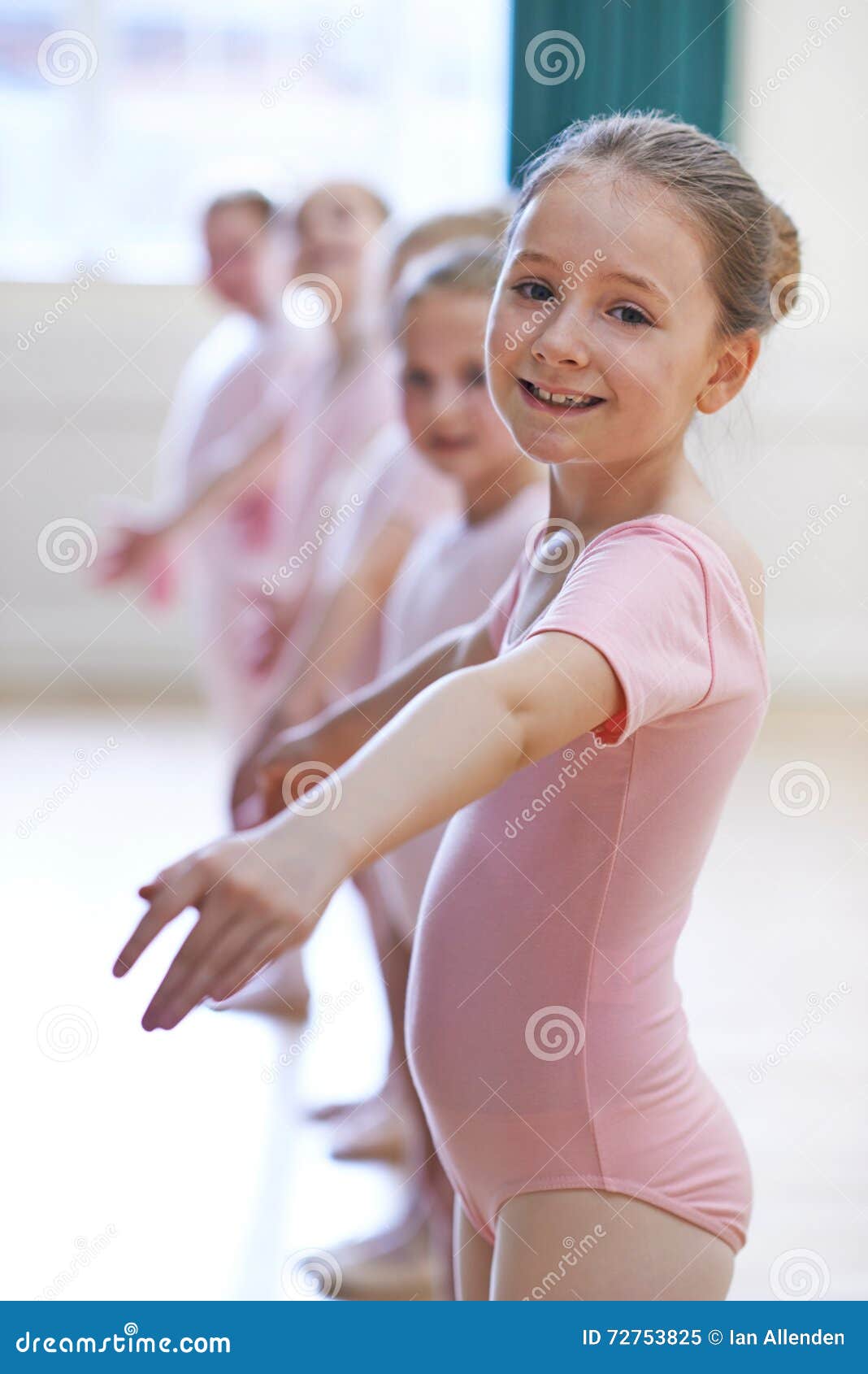Groep Jonge Meisjes in Ballet Dansende Klasse Stock Afbeelding - Image ...