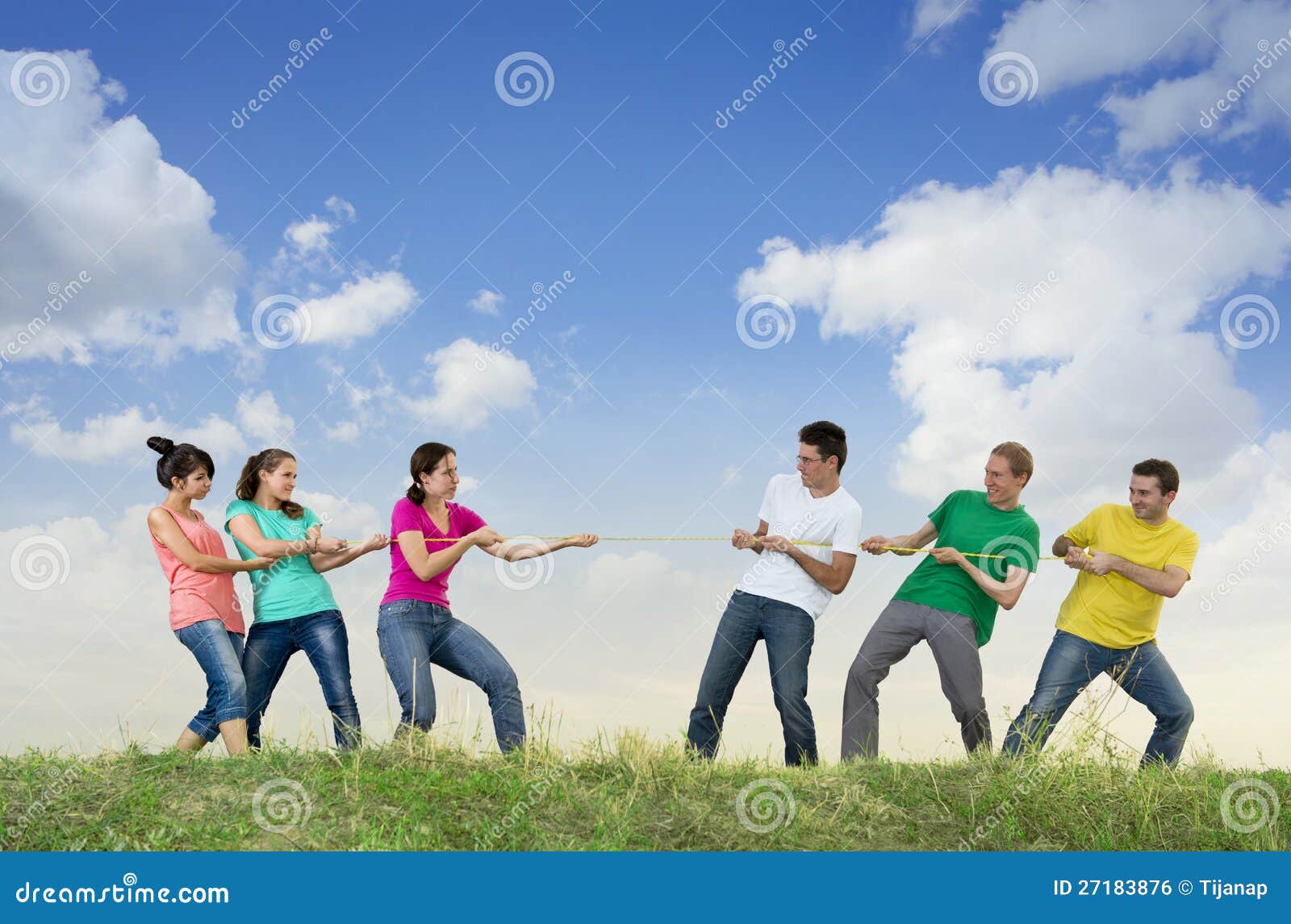 Groep Jonge Mensen Die Een Kabel Trekken Stock Foto - Image of ...