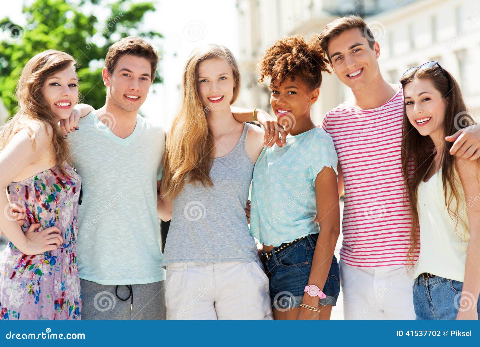 Groep Jonge Mensen Het Glimlachen Stock Foto - Image of etniciteit ...