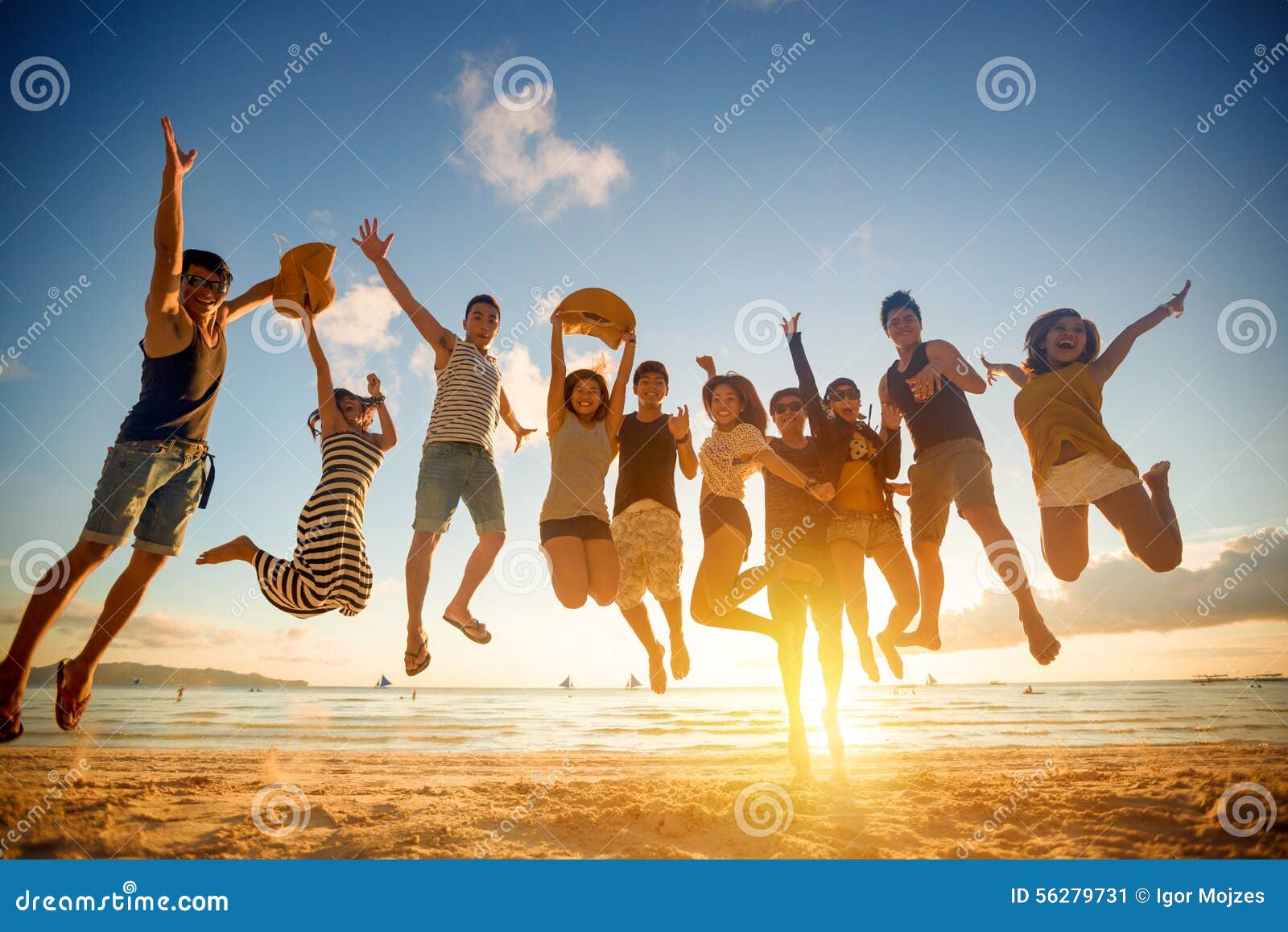 Groep Jonge Mensen Het Springen Stock Afbeelding - Image of actief ...