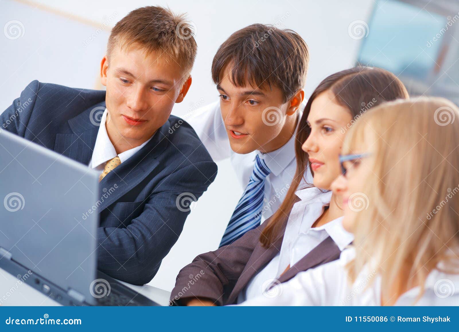 Groep Jonge Mensen Het Werken Stock Foto - Image of menselijk ...