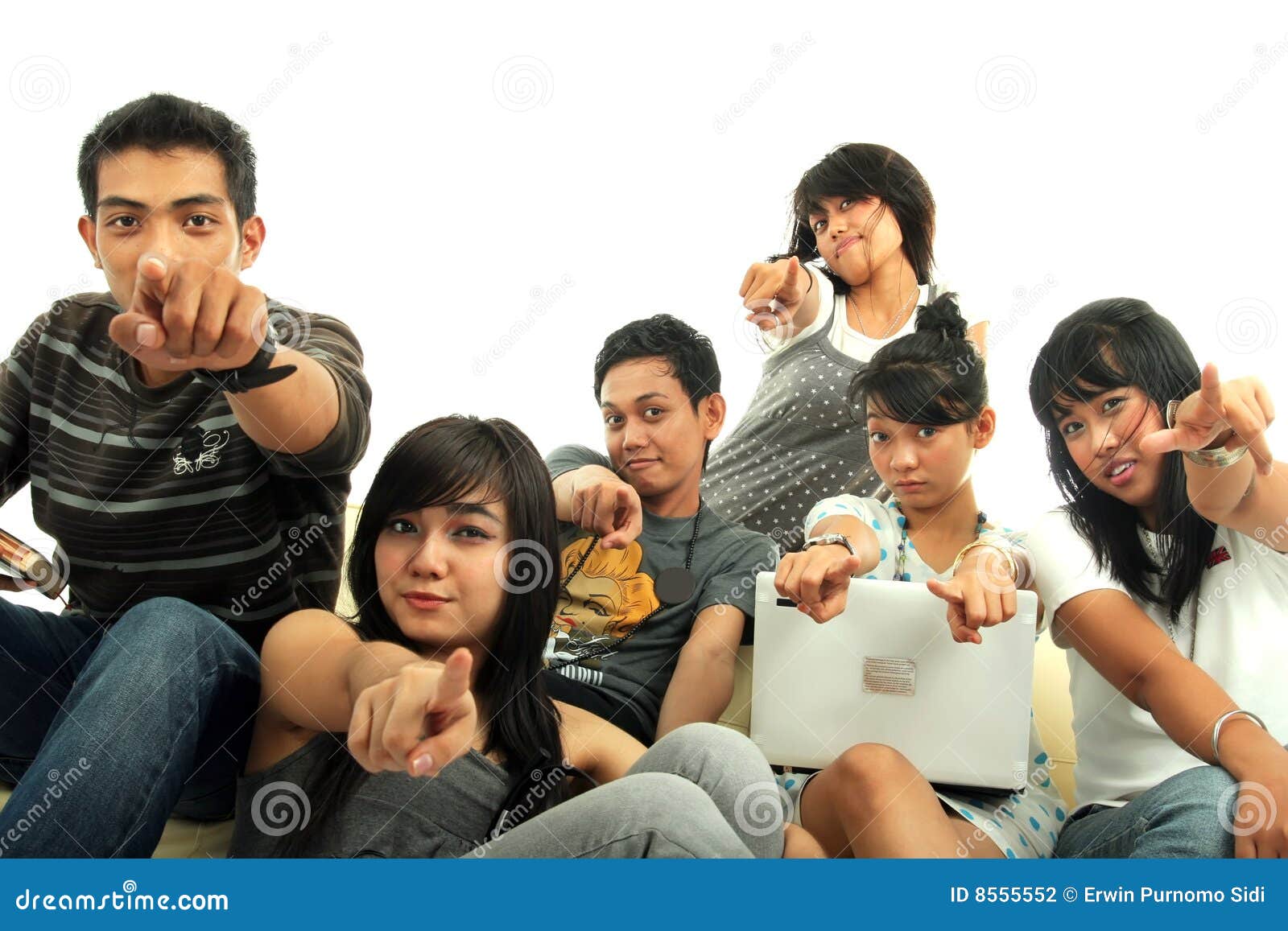 Groep jonge mensen op bank stock foto. Image of vijf, gelukkig - 8555552