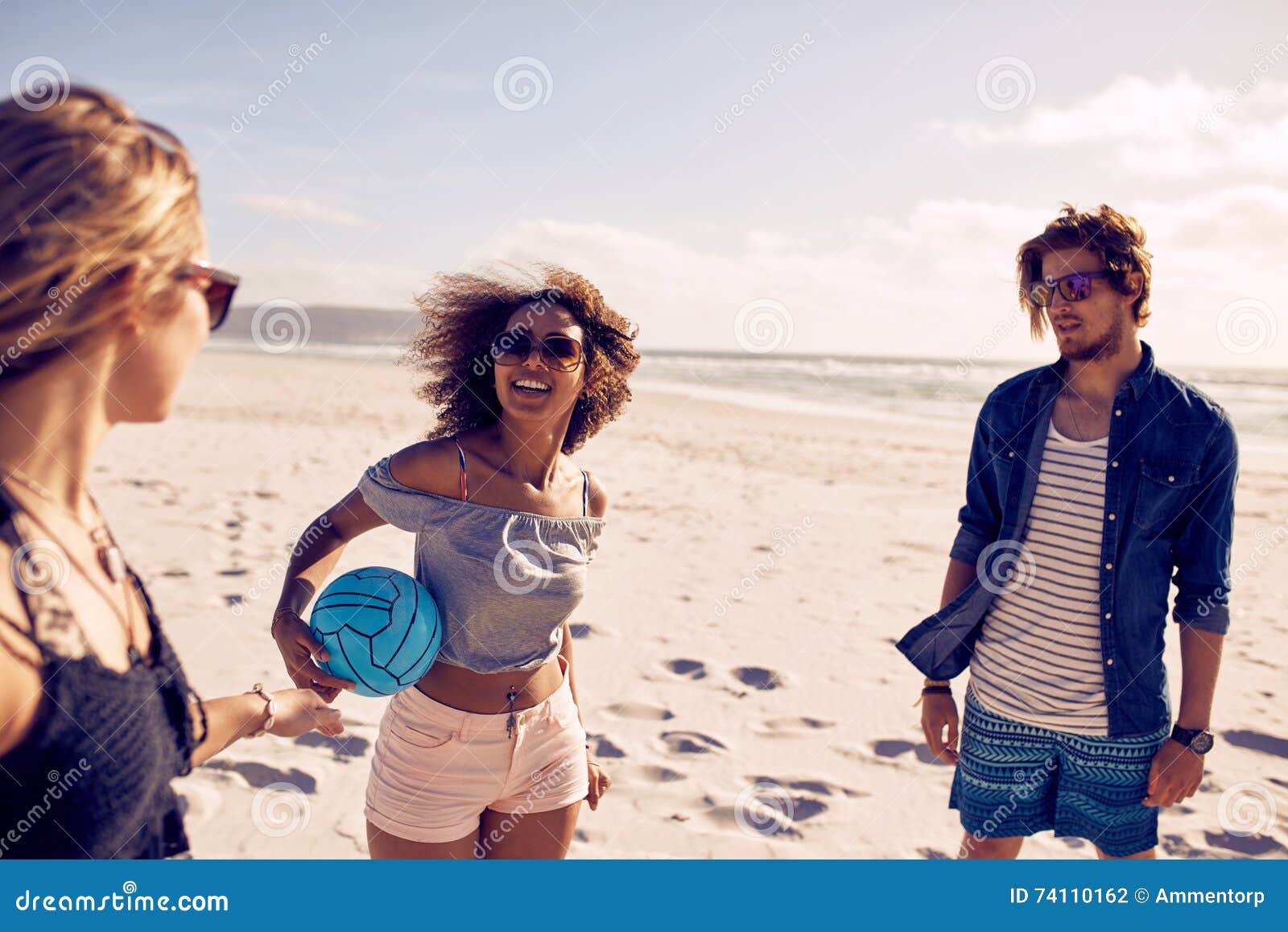 Groep Jonge Mensen Op Het Strand Stock Foto - Image of volwassen ...