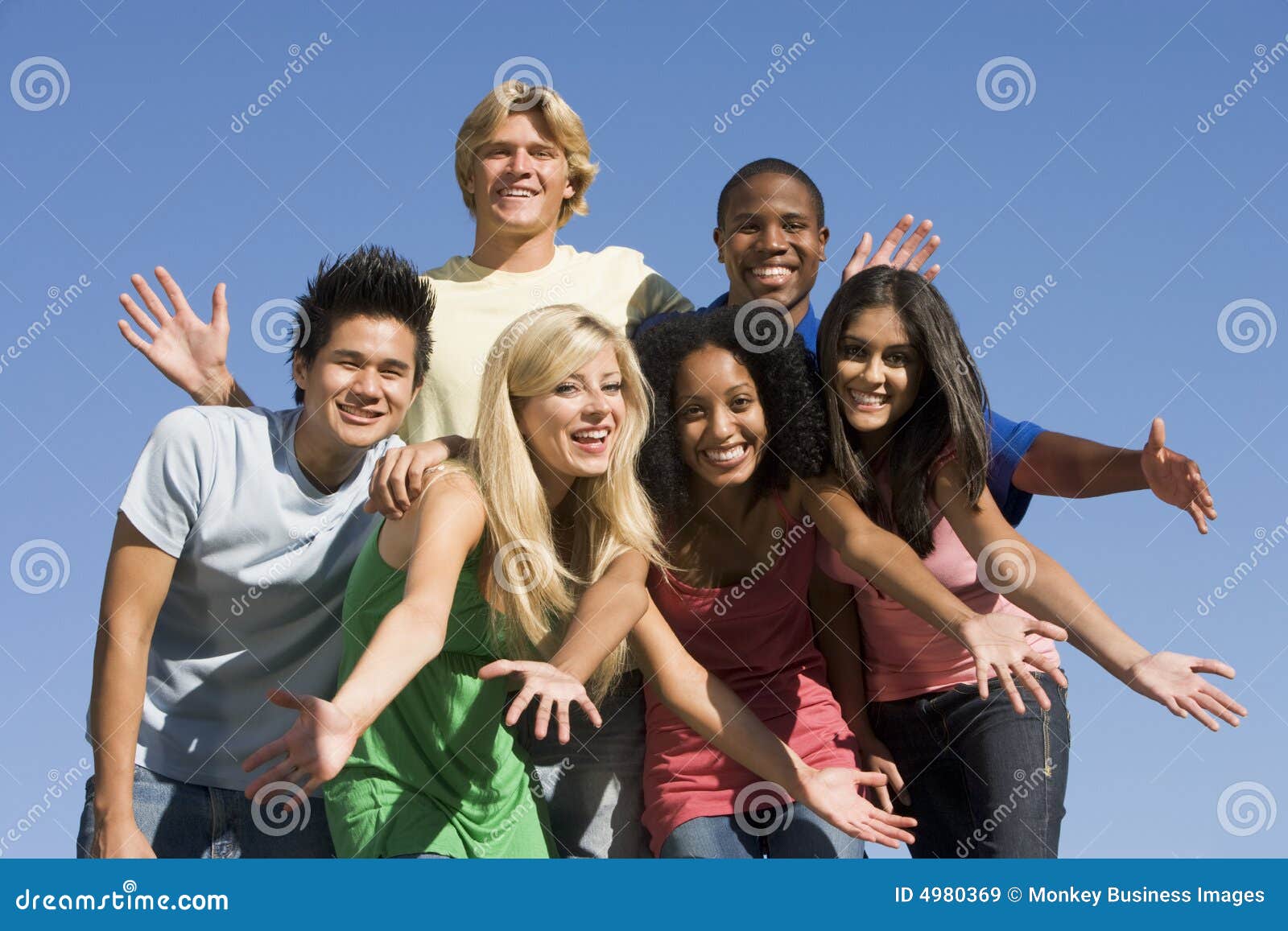 Groep Jonge Vrienden Buiten Stock Afbeelding - Image of aziatisch ...