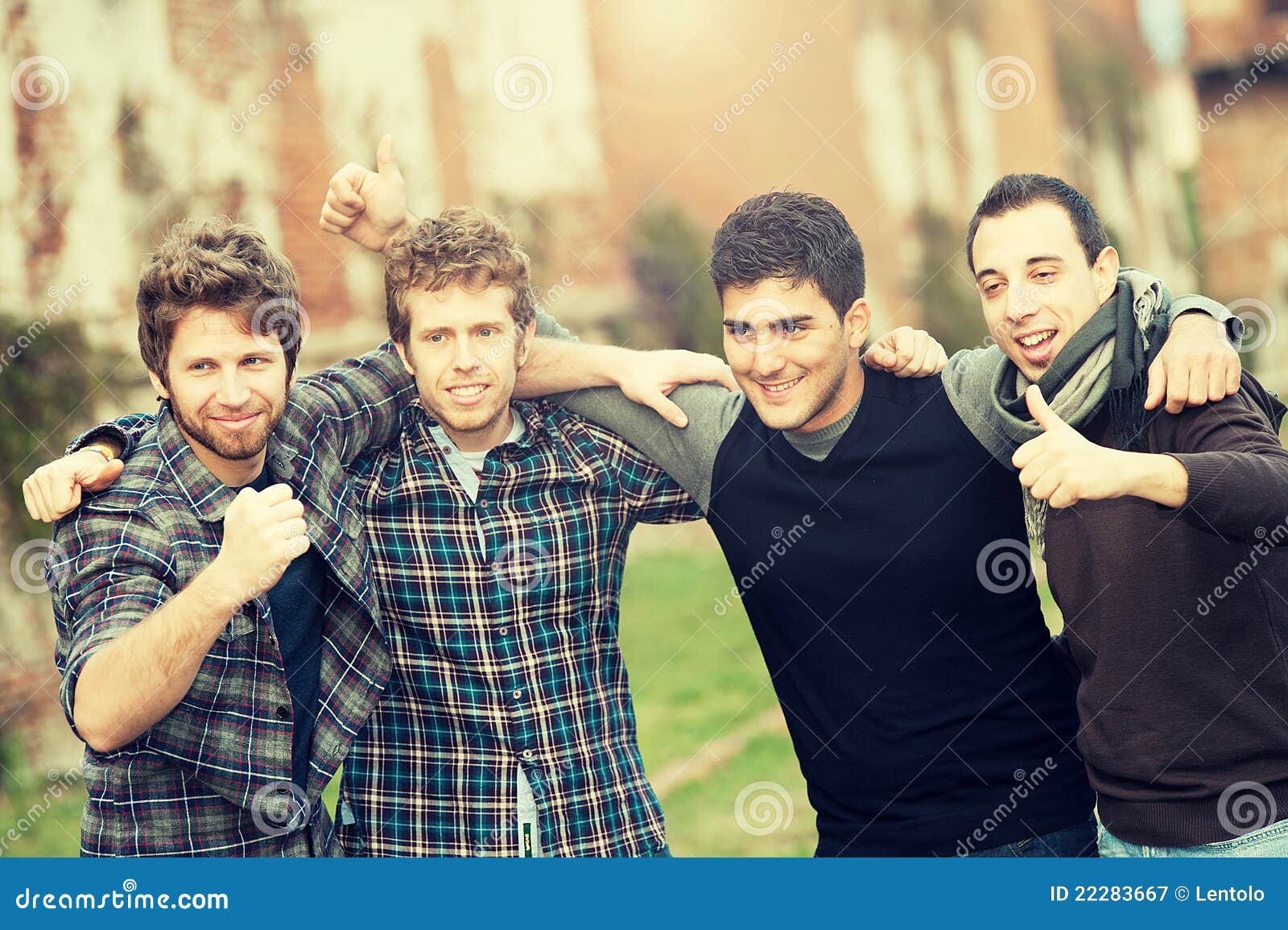 Groep Jongens buiten stock afbeelding. Image of kleur - 22283667