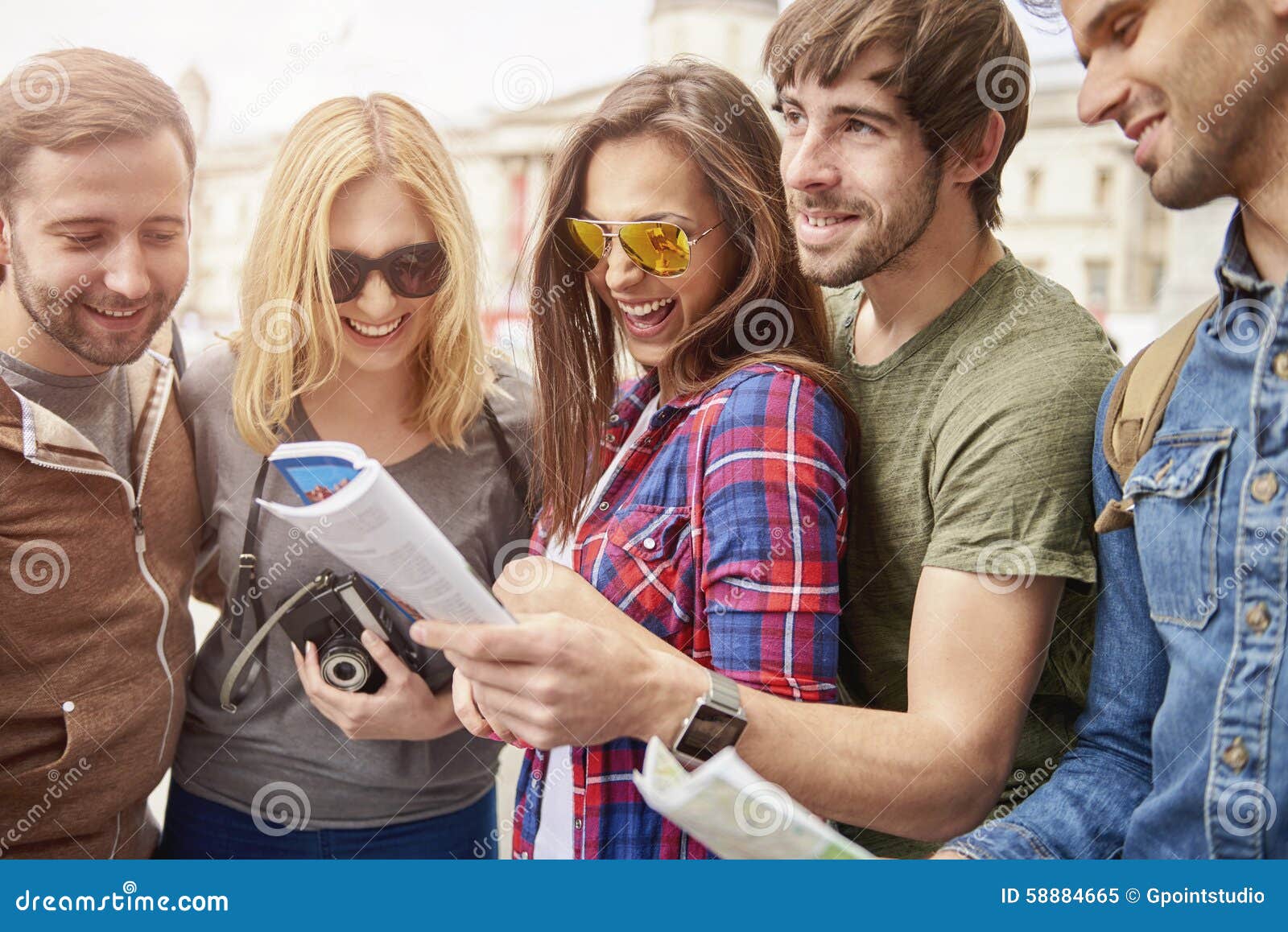 Groep jongeren in de stad stock afbeelding. Image of bindmiddel - 58884665