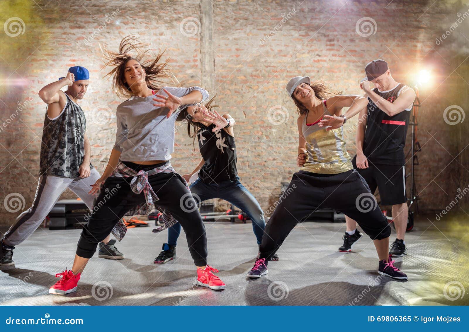 Groep jongeren het dansen stock afbeelding. Image of helder - 69806365