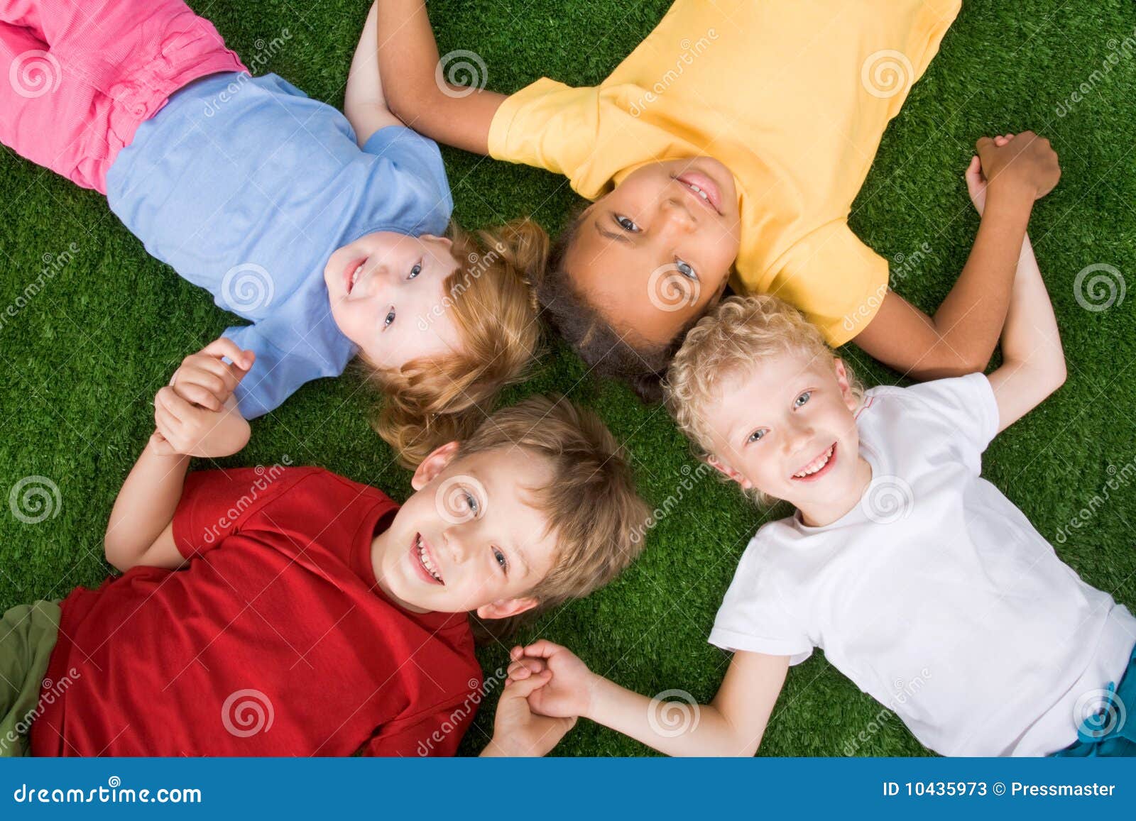 Groep kinderen stock afbeelding. Image of gras, emotioneel - 10435973