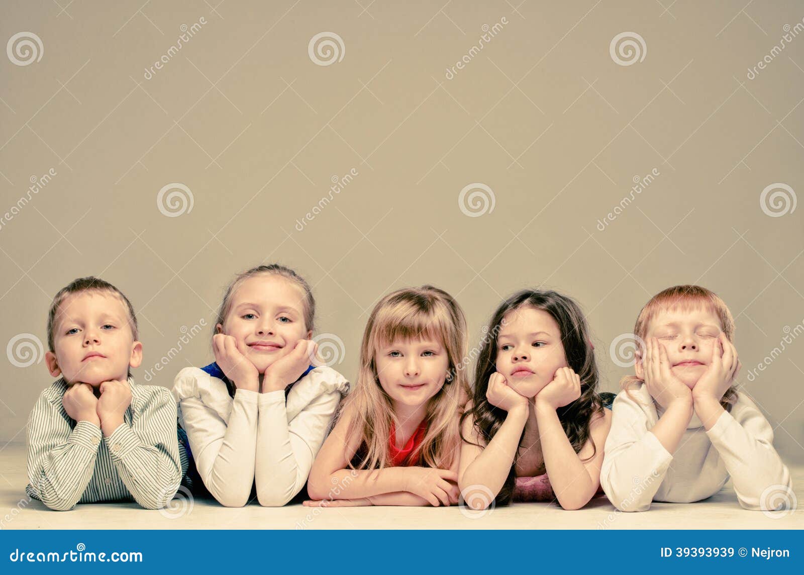 Groep kinderen stock afbeelding. Image of schoolmeisje - 39393939