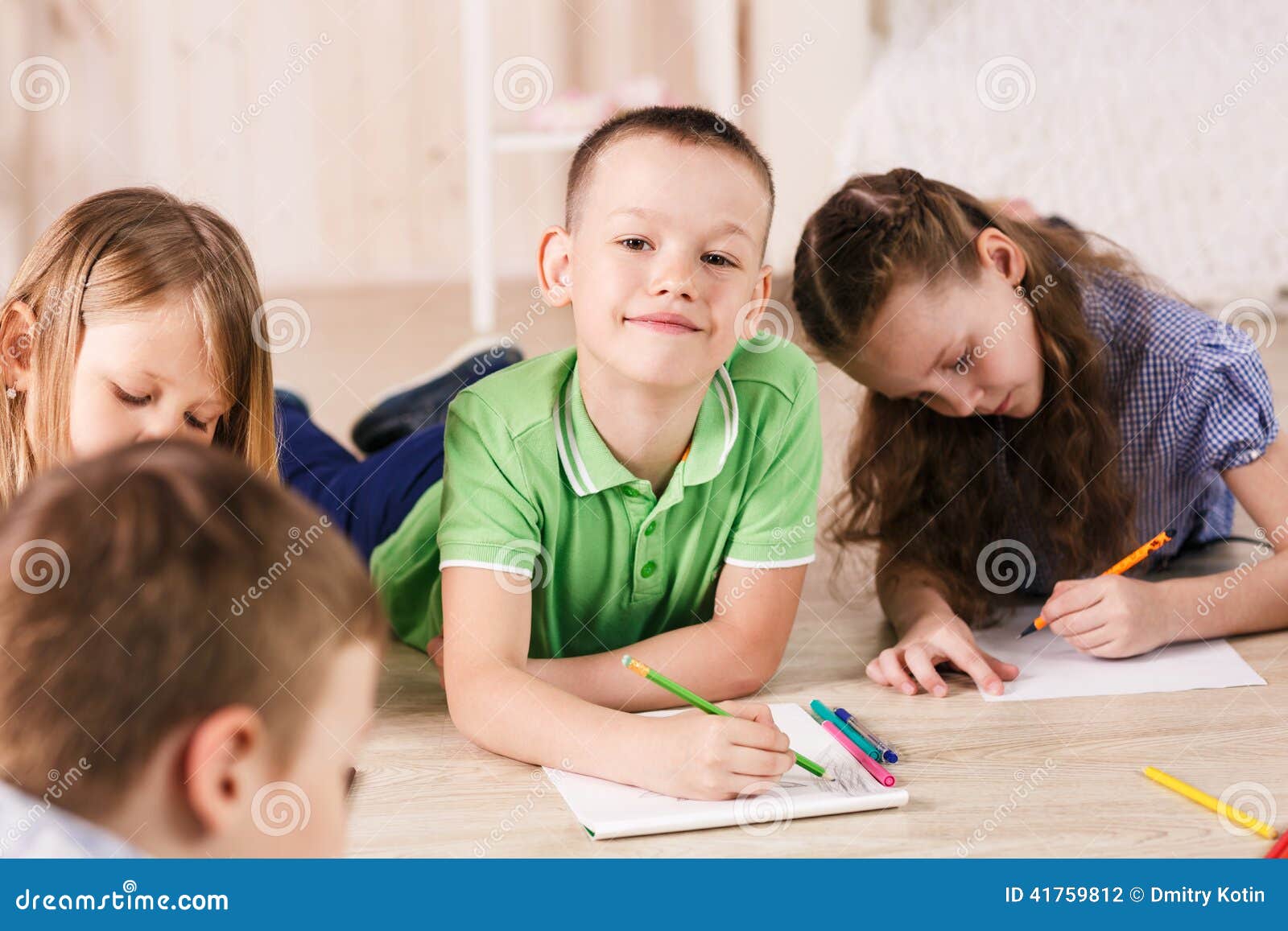 Groep kinderen stock foto. Image of verf, document, pret - 41759812