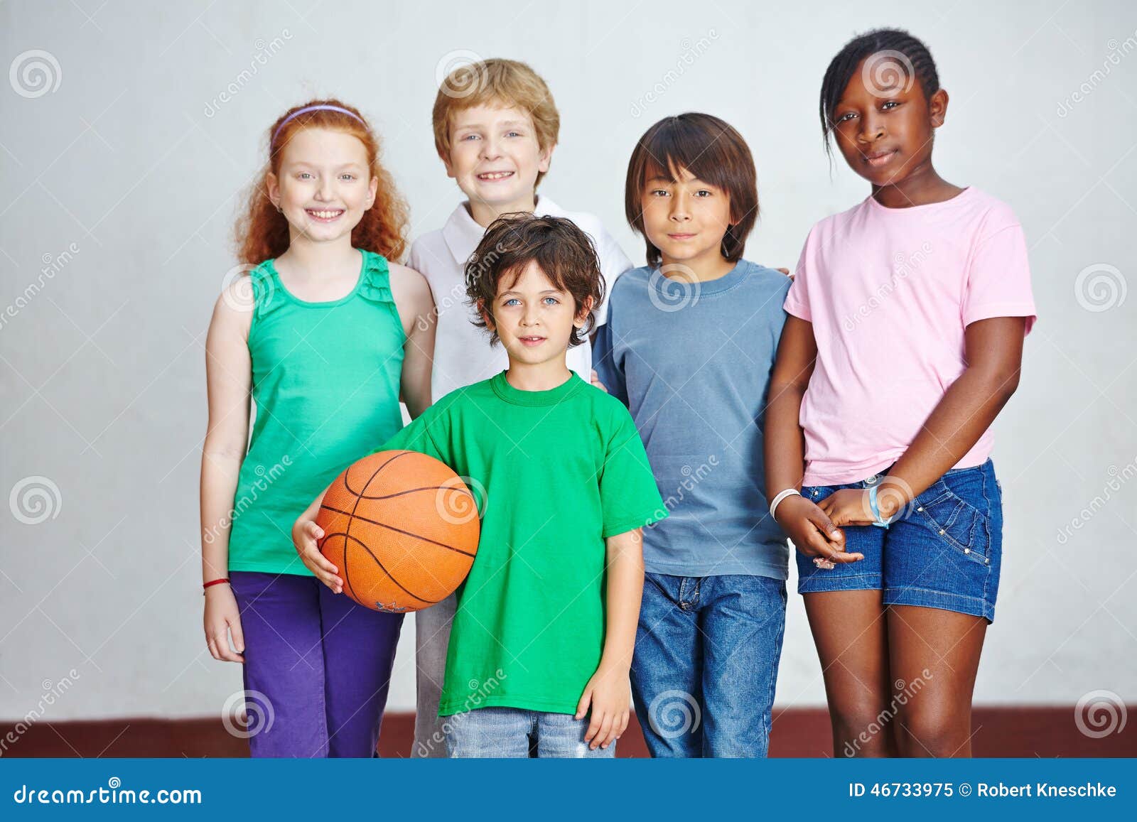 Groep Kinderen in Basisschool Stock Afbeelding - Image of gelukkig ...