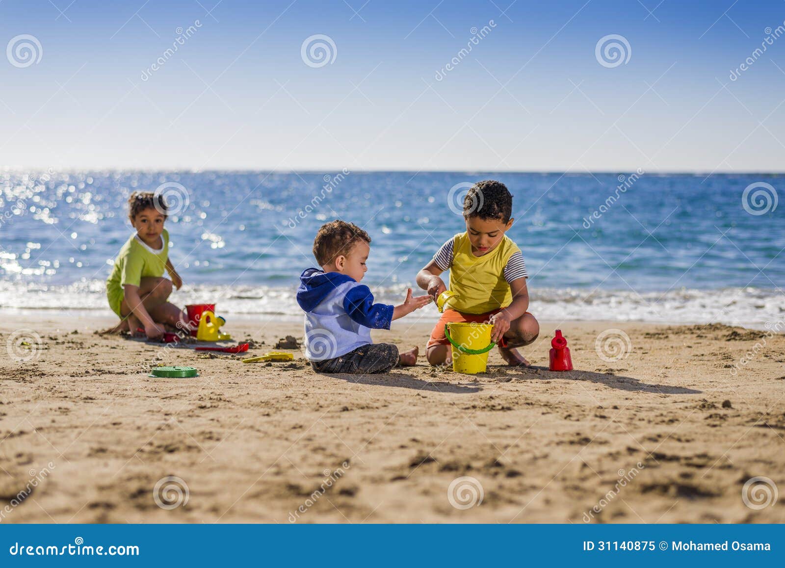 Groep Kinderen Die Met Strandspeelgoed Spelen Stock Afbeelding - Image ...