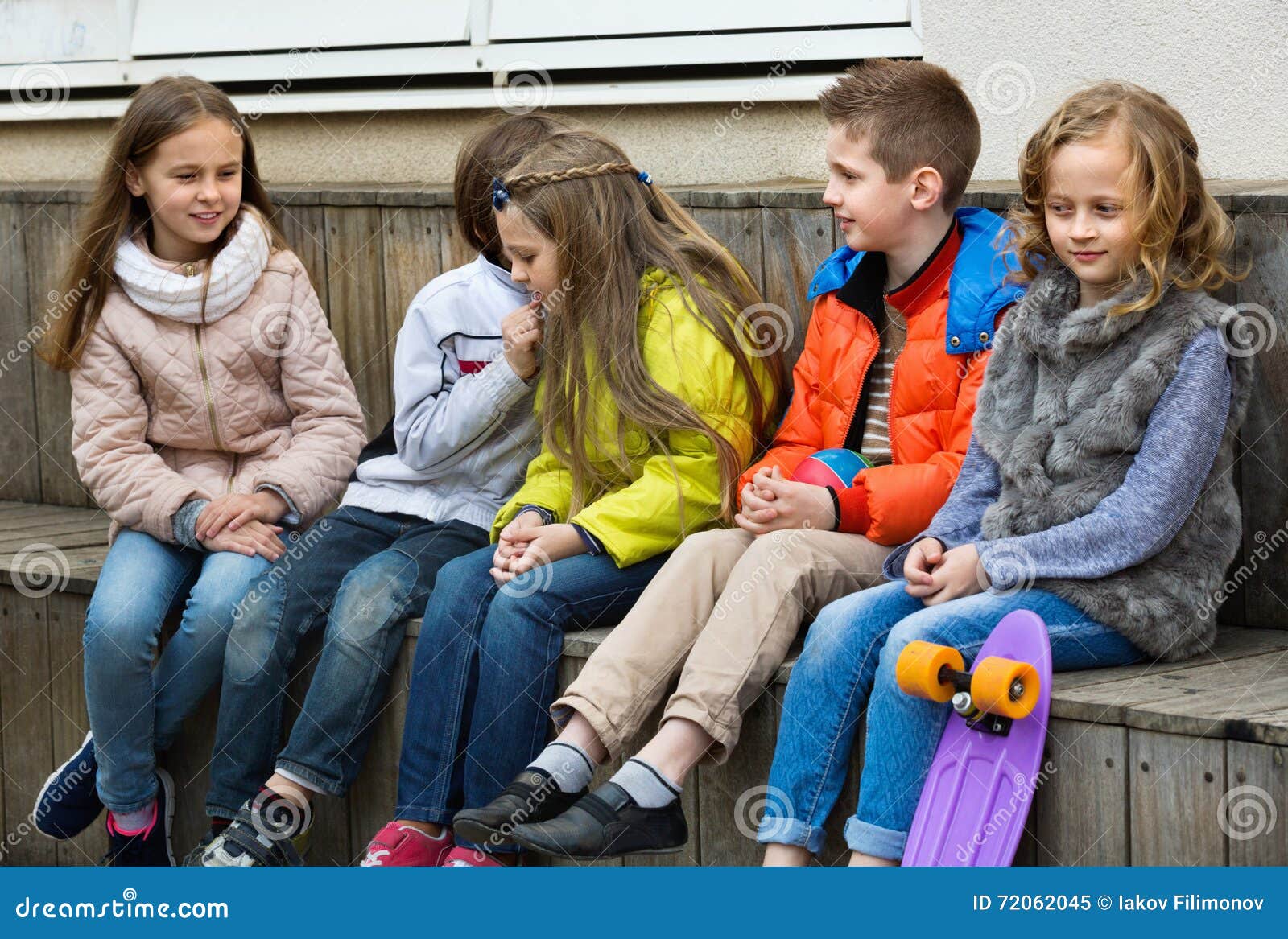 Groep Kinderen Die Op Bank Zitten Stock Afbeelding - Image of ...