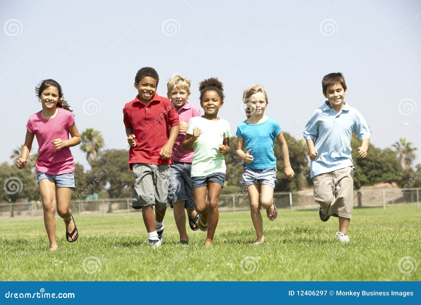 Groep Kinderen Die in Park Lopen Stock Afbeelding - Image of meisjes ...