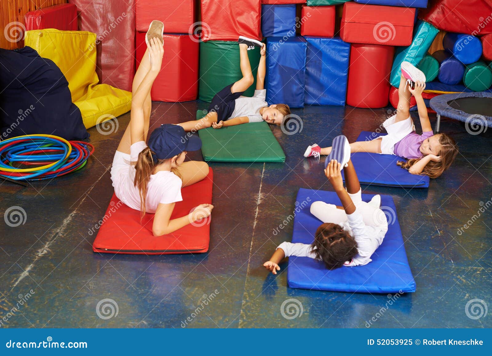 Groep Kinderen in Lichamelijke Opvoeding Stock Afbeelding - Image of ...