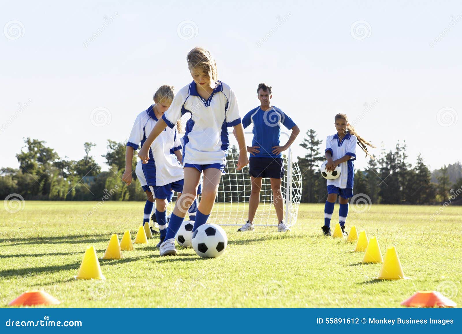 Groep Kinderen in Voetbal Team Having Training with Coach Stock Foto ...