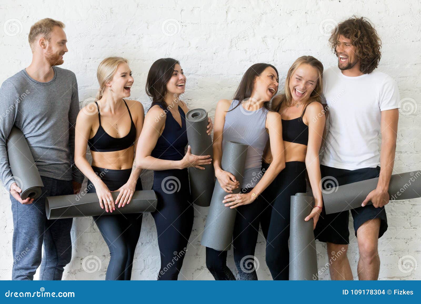 Groep Lachende Jonge Sportieve Mensen Stock Foto - Image of instructeur ...